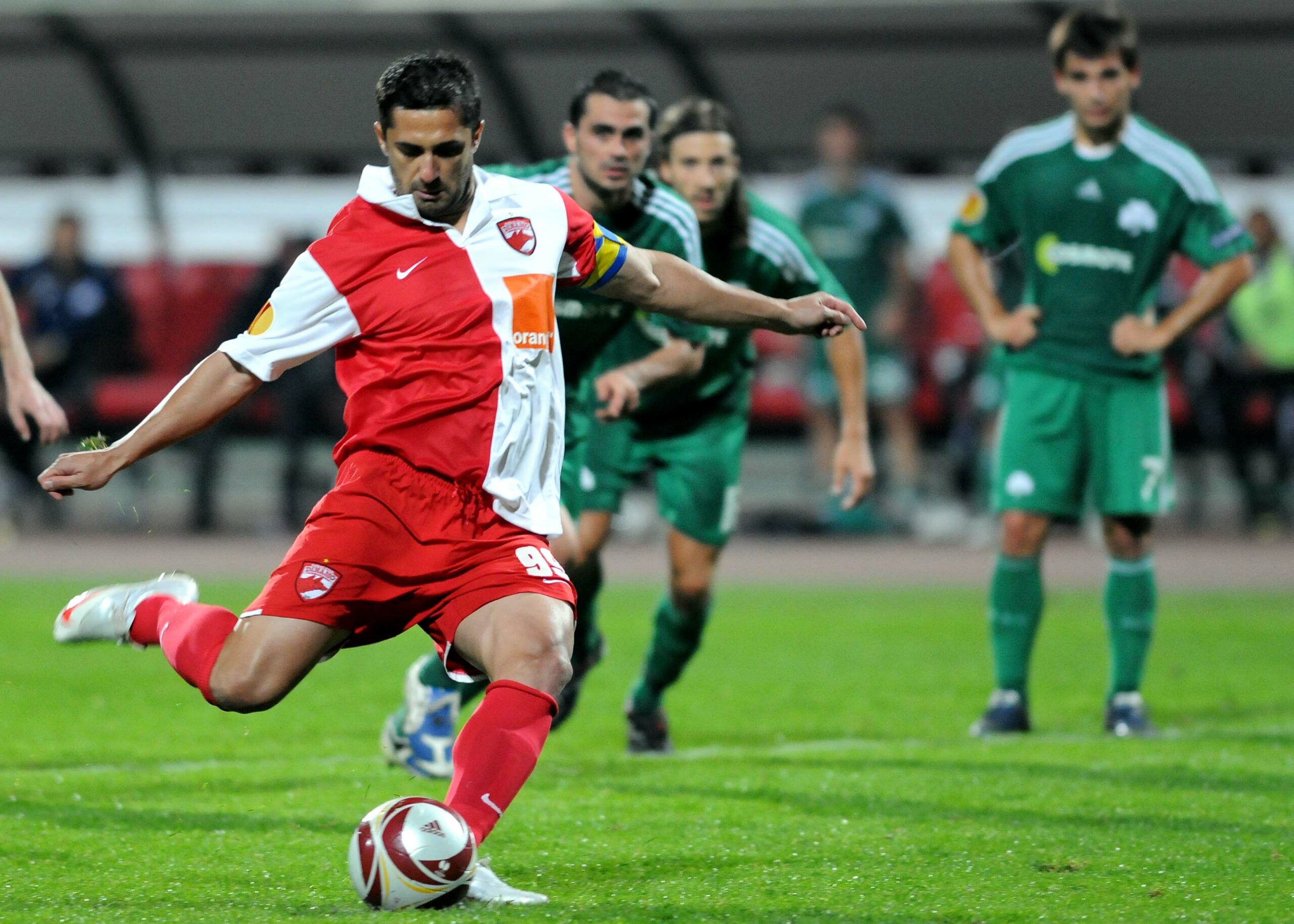 Dinamo-Everton, istoria unui meci de neuitat. „Câinii” au spulberat ...