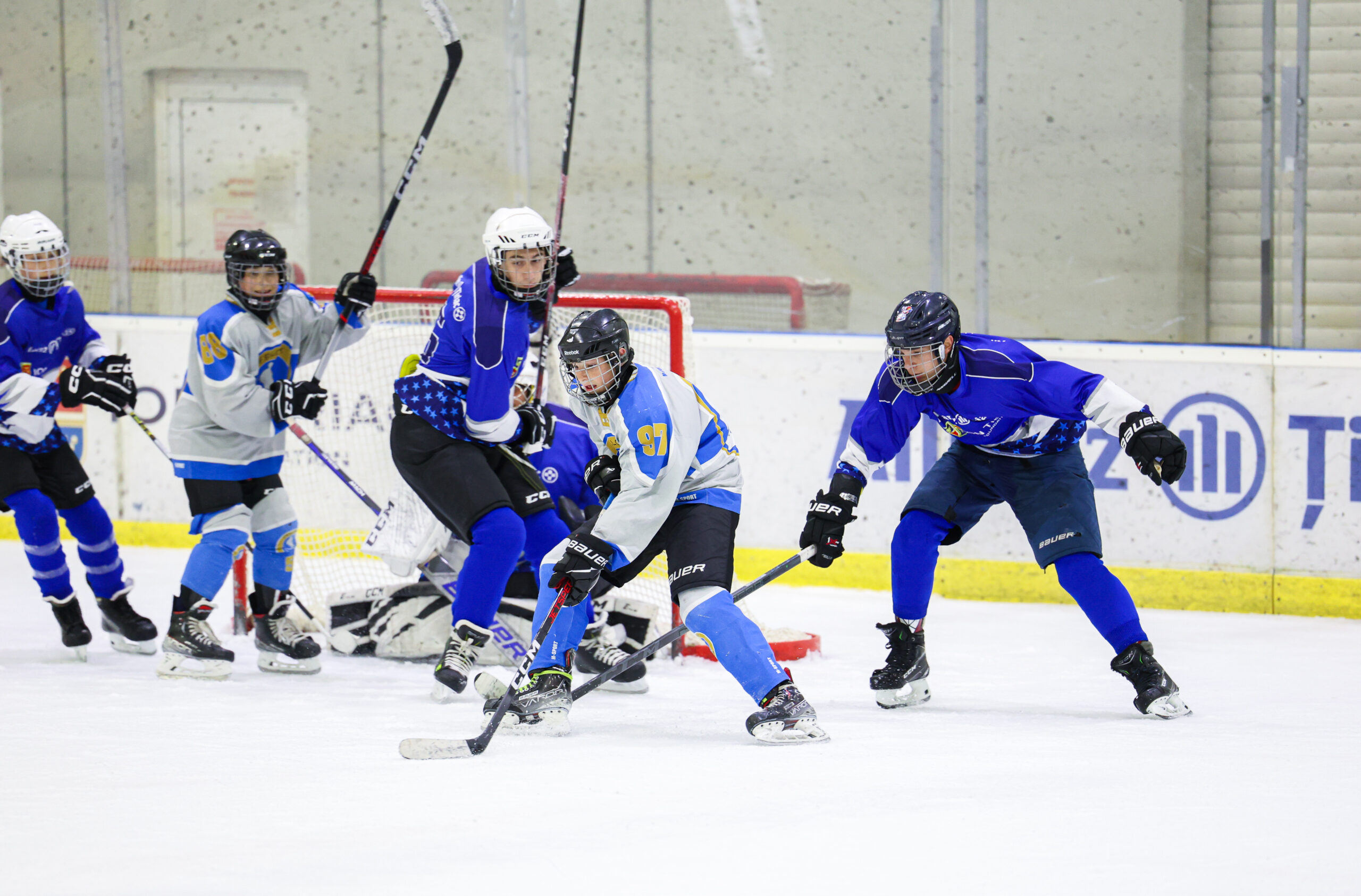 430 de copii au jucat hochei pe gheață la Patinoarul Ion Țiriac