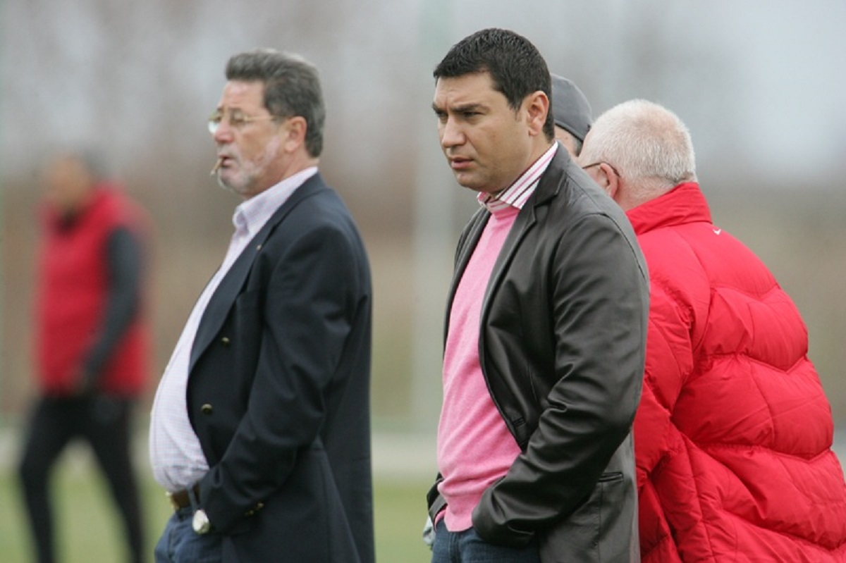 Biblioteca lui Cristi Borcea, plină de teancuri de bani. Cornel Dinu a ...