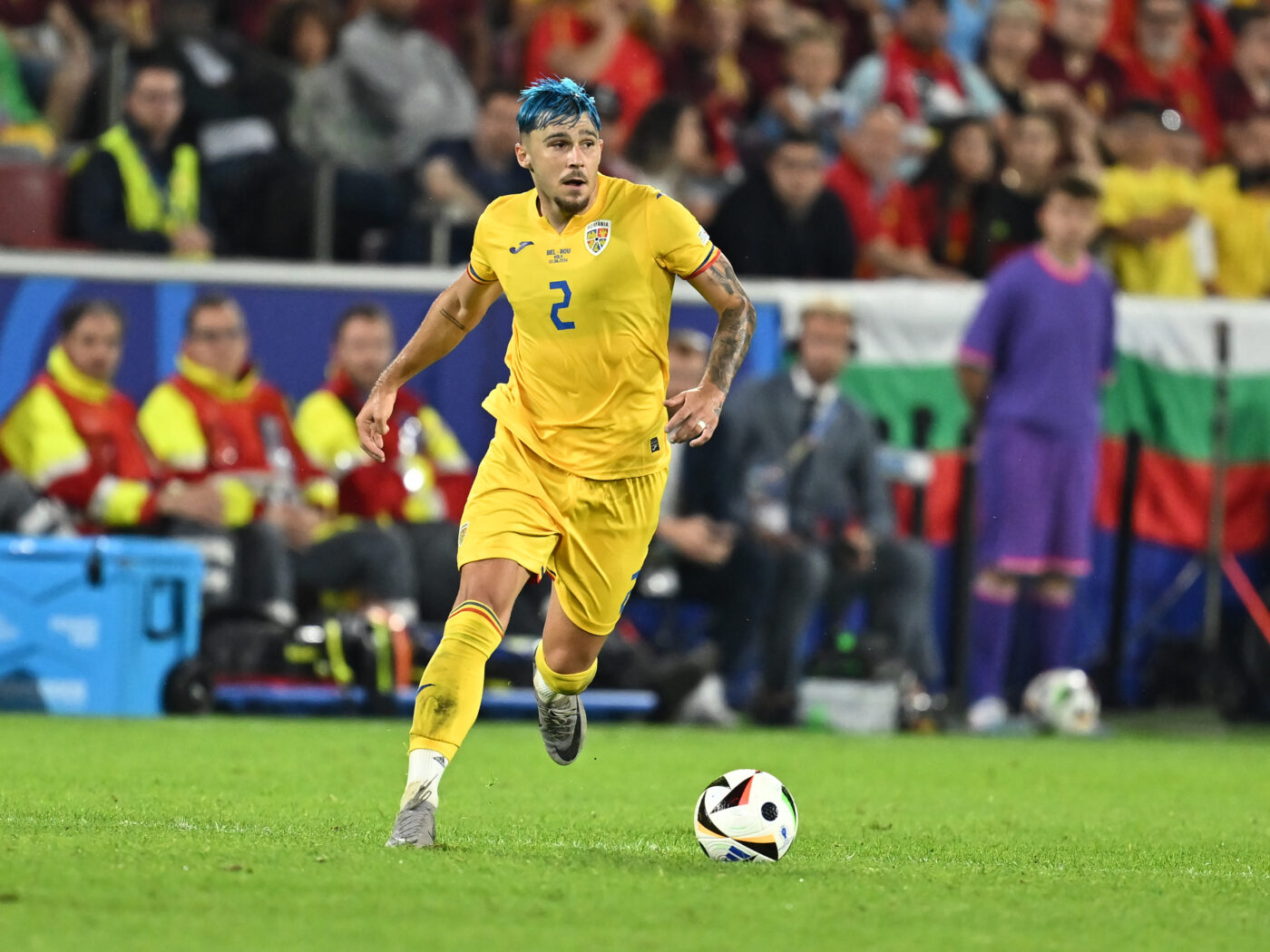 Andrei Rațiu, tricolorul cu părul albastru, vorbește despre România ...