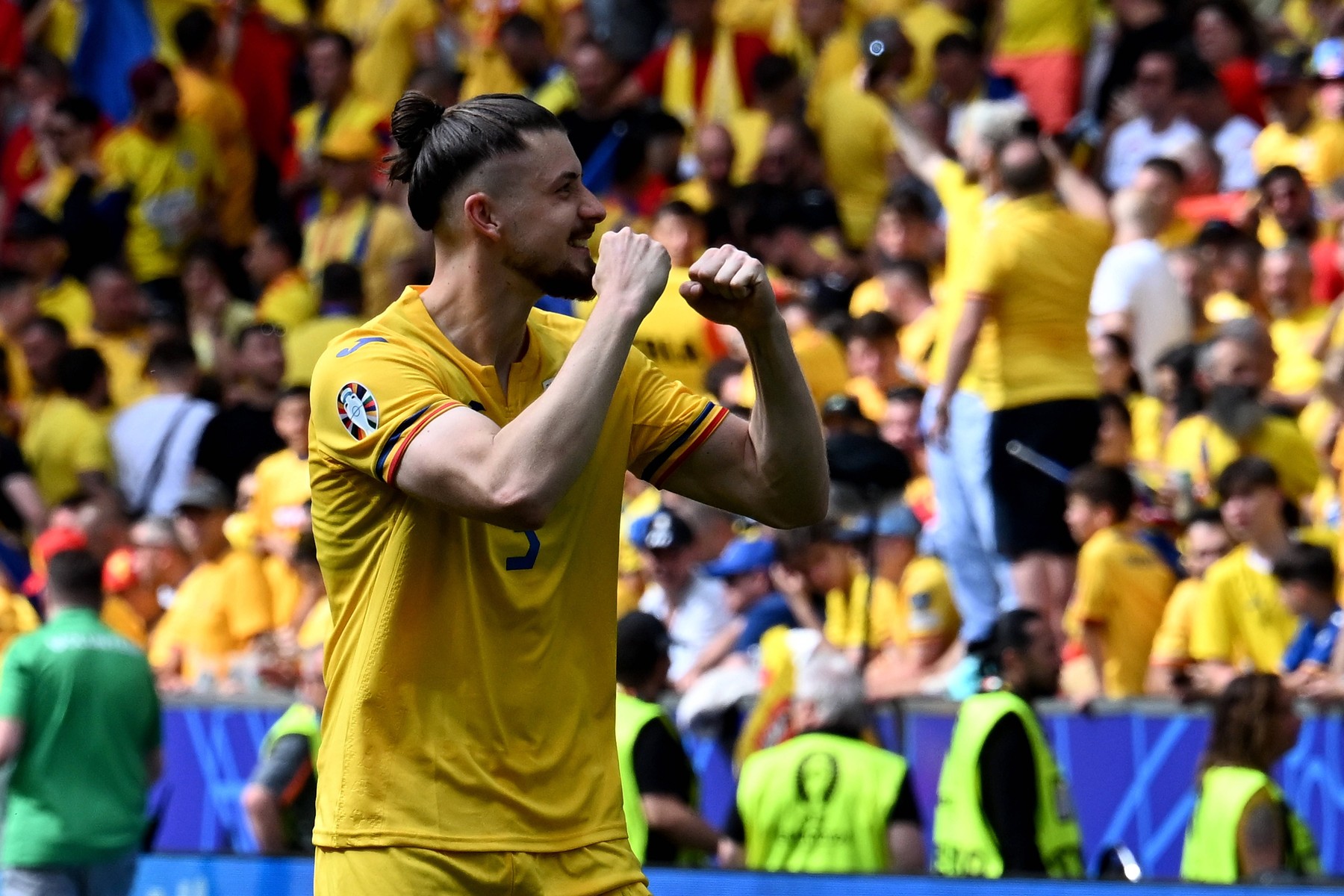 Radu Drăgușin i-a înnebunit pe belgieni în meciul România - Ucraina 3-0 ...