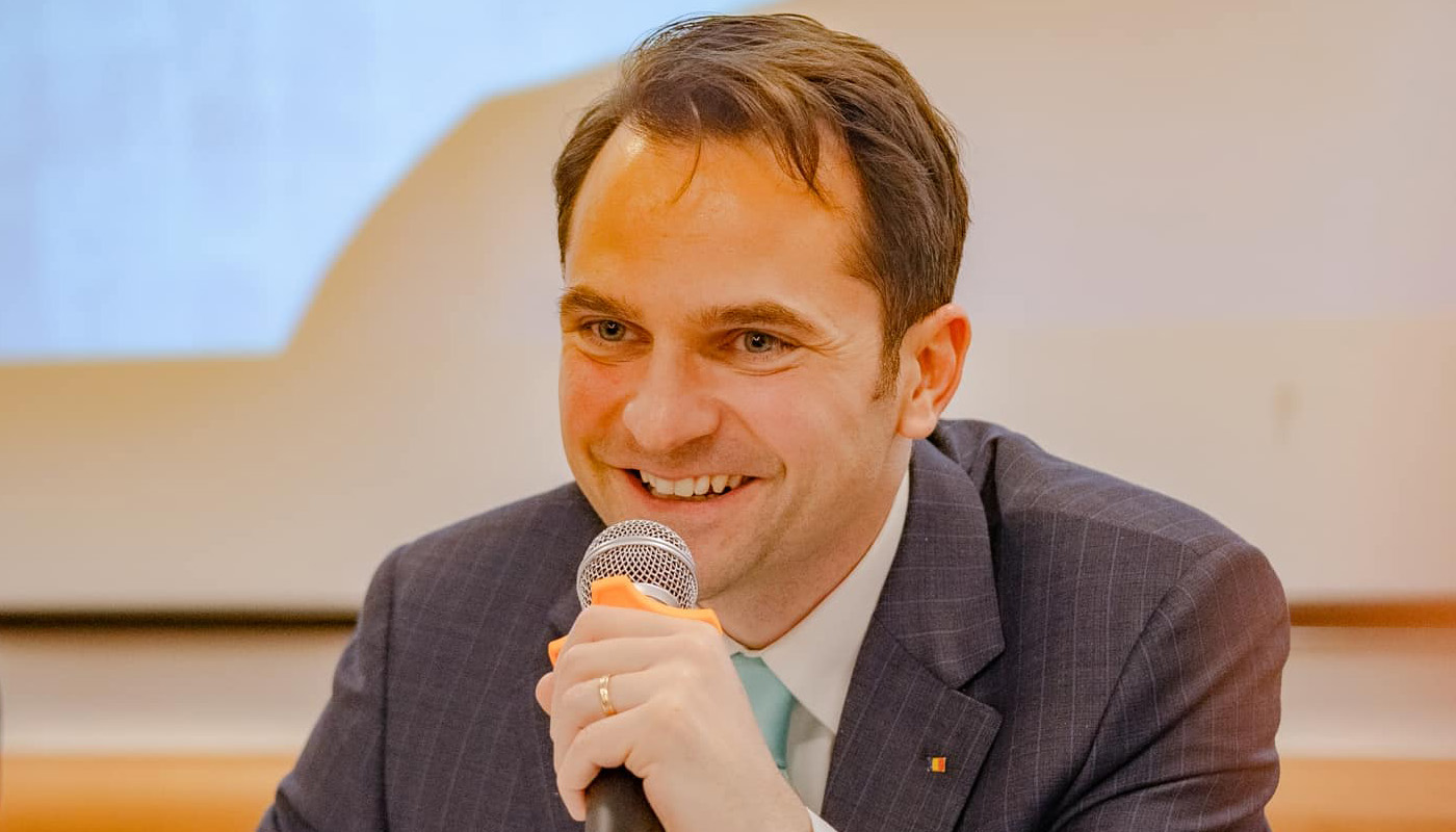 Sebastian Burduja este stelist, ca bunicul său preot, şi dă un verdict ...