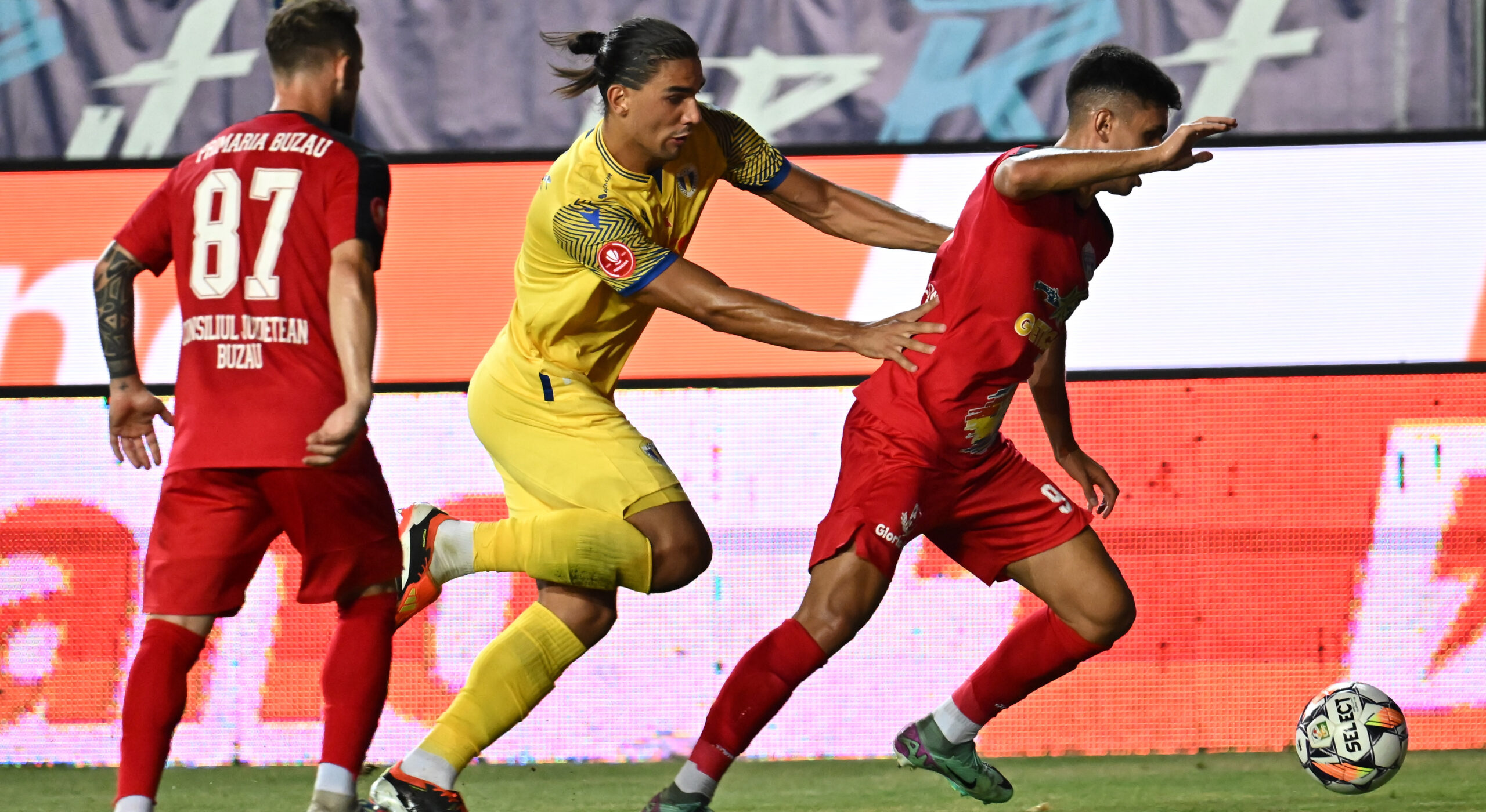 Petrolul - Gloria Buzău 0-0, în etapa 1 a noului sezon din Superliga. Gazdele au luat doar un ...