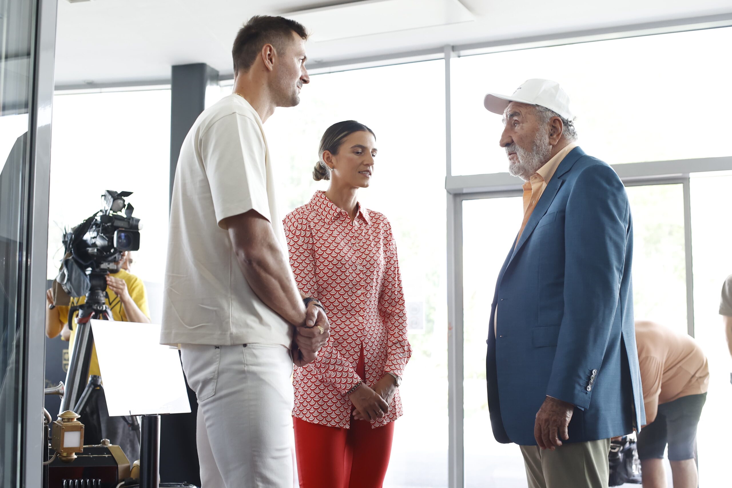 „Te rog frumos, înfiază-i!”. Ion Țiriac nu vrea să piardă cei 5 copii ...