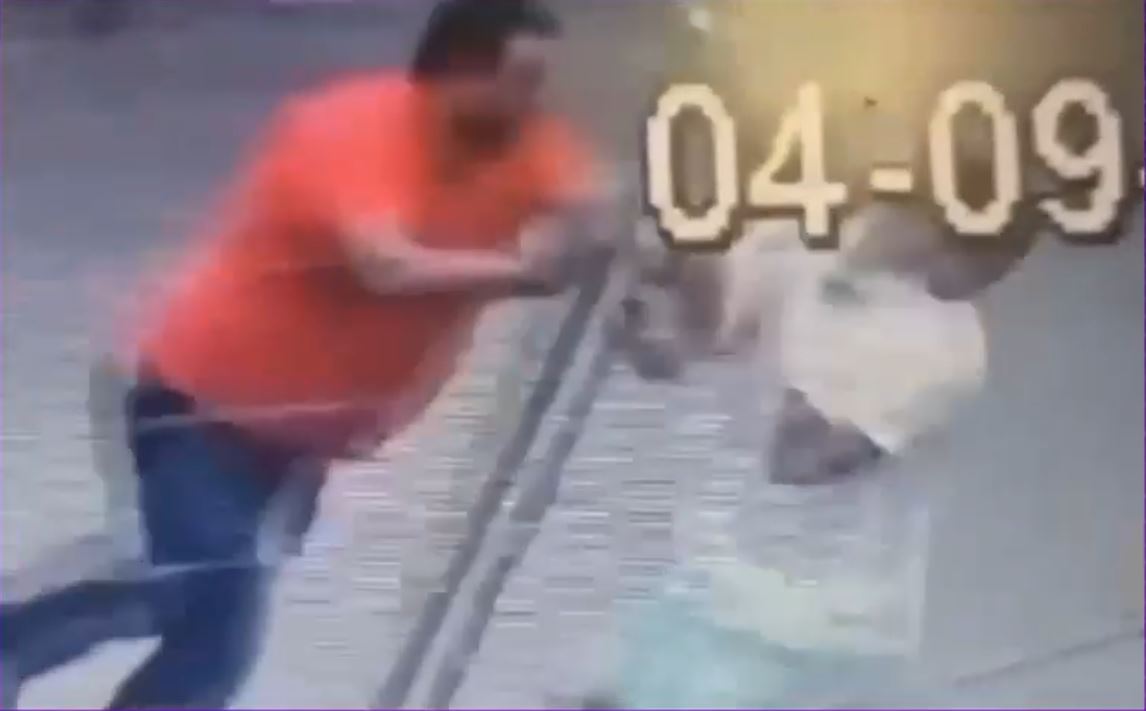 Au apărut primele imagini cu Ionel Ganea în timp ce își agresează ...