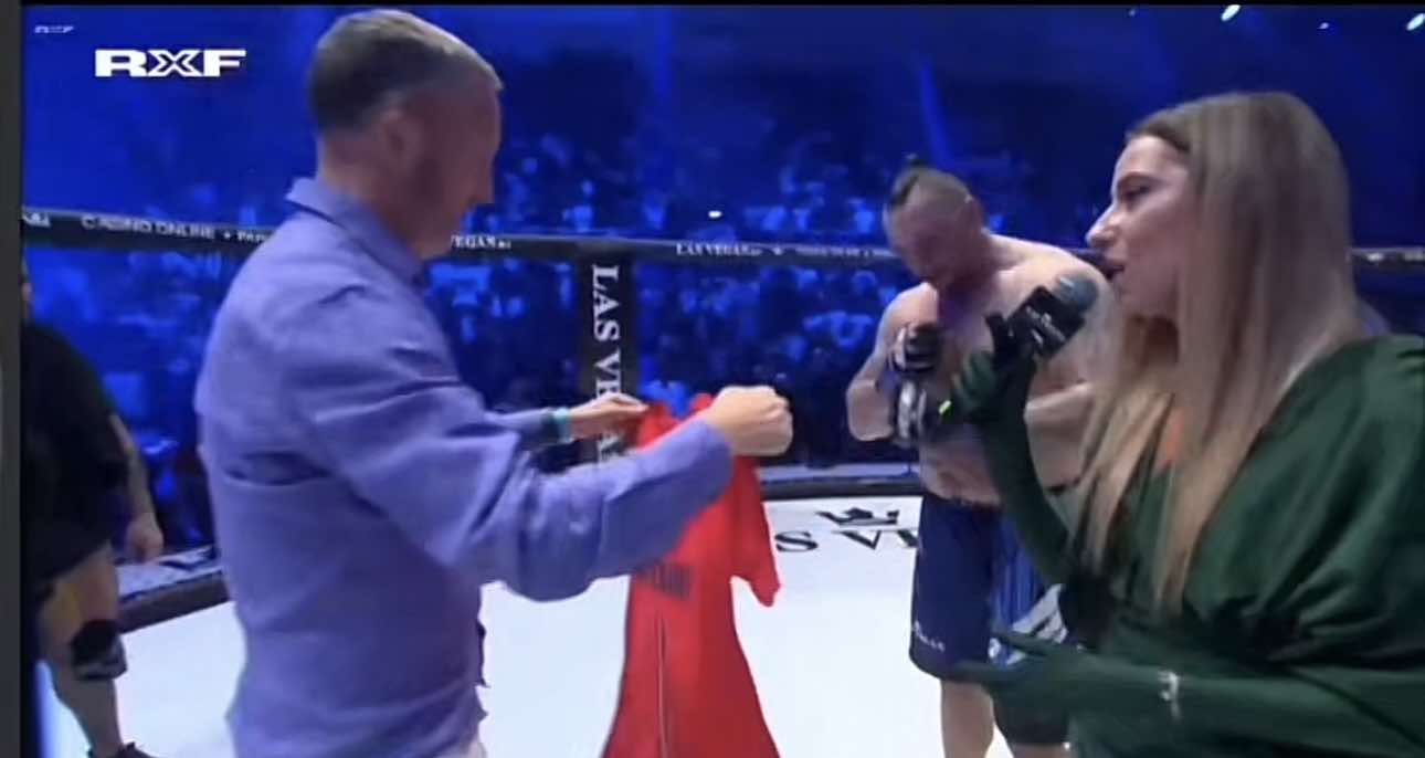 Meme Stoica a intrat în cuşca RXF! S-a dus cu tricoul FCSB la el