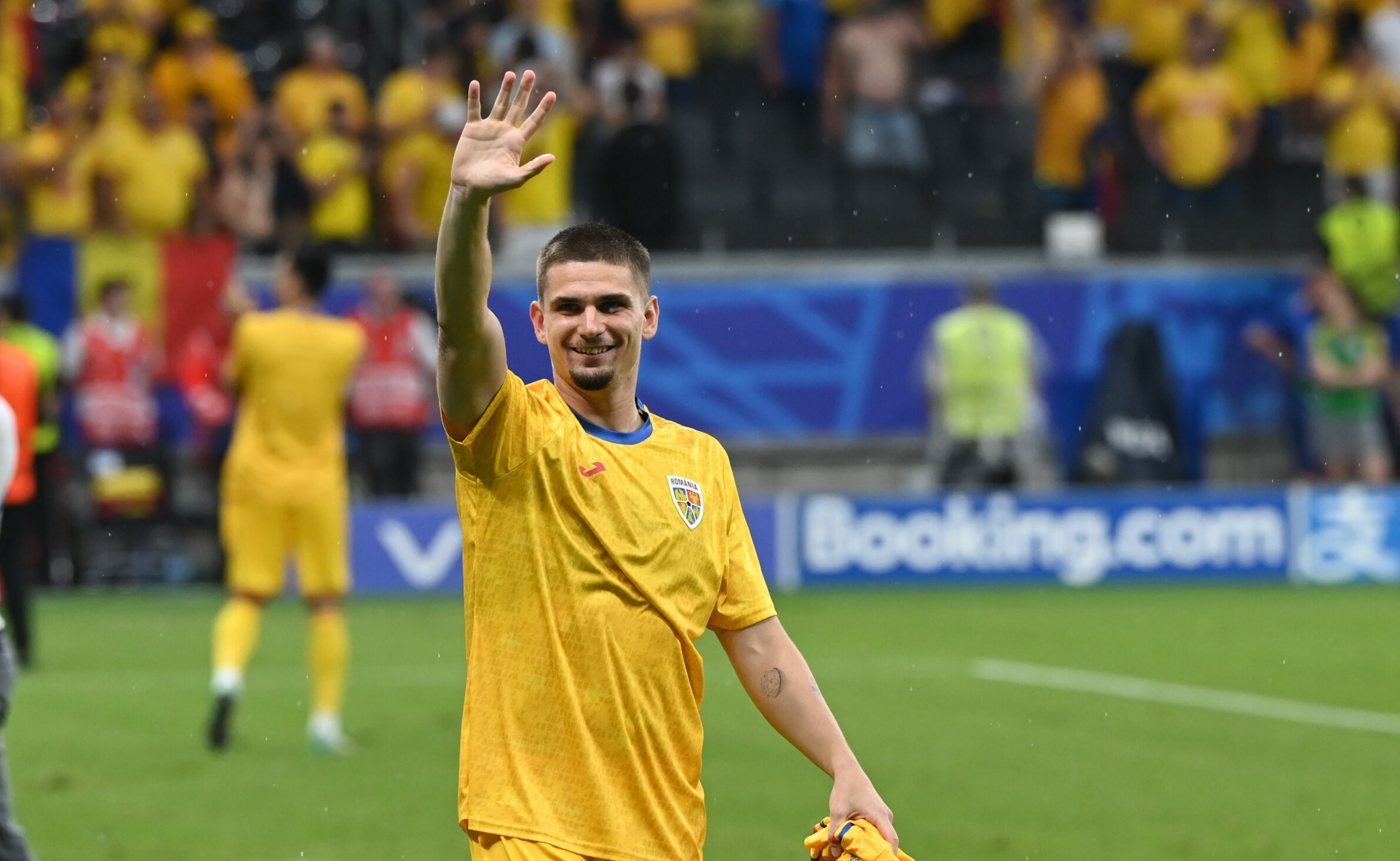 Răzvan Marin a făcut „schimb de tricouri” cu un cunoscut politician ...