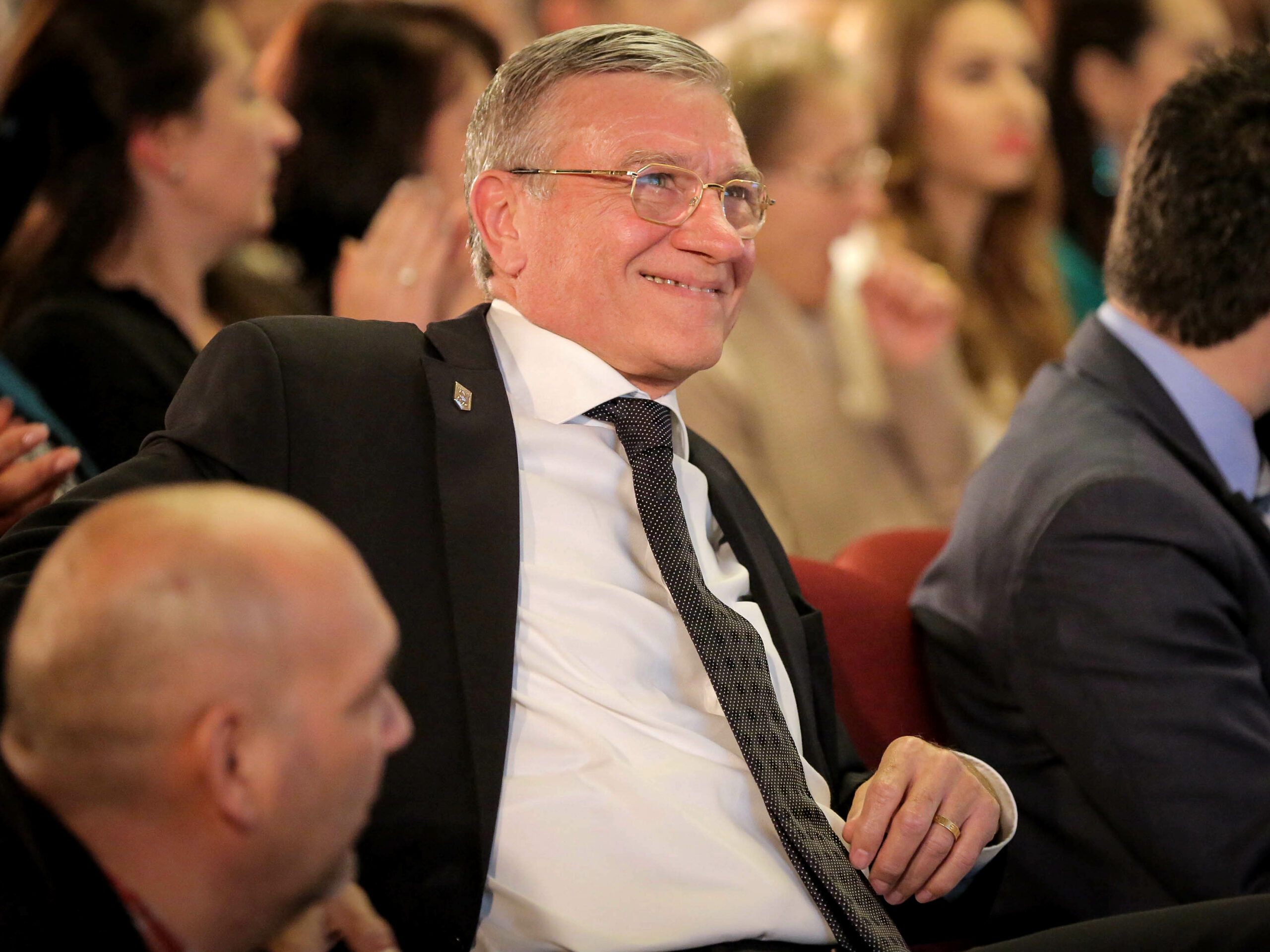 Mircea Sandu face azi 72 de ani! A decalat cina de familie cu 24 de ore ...