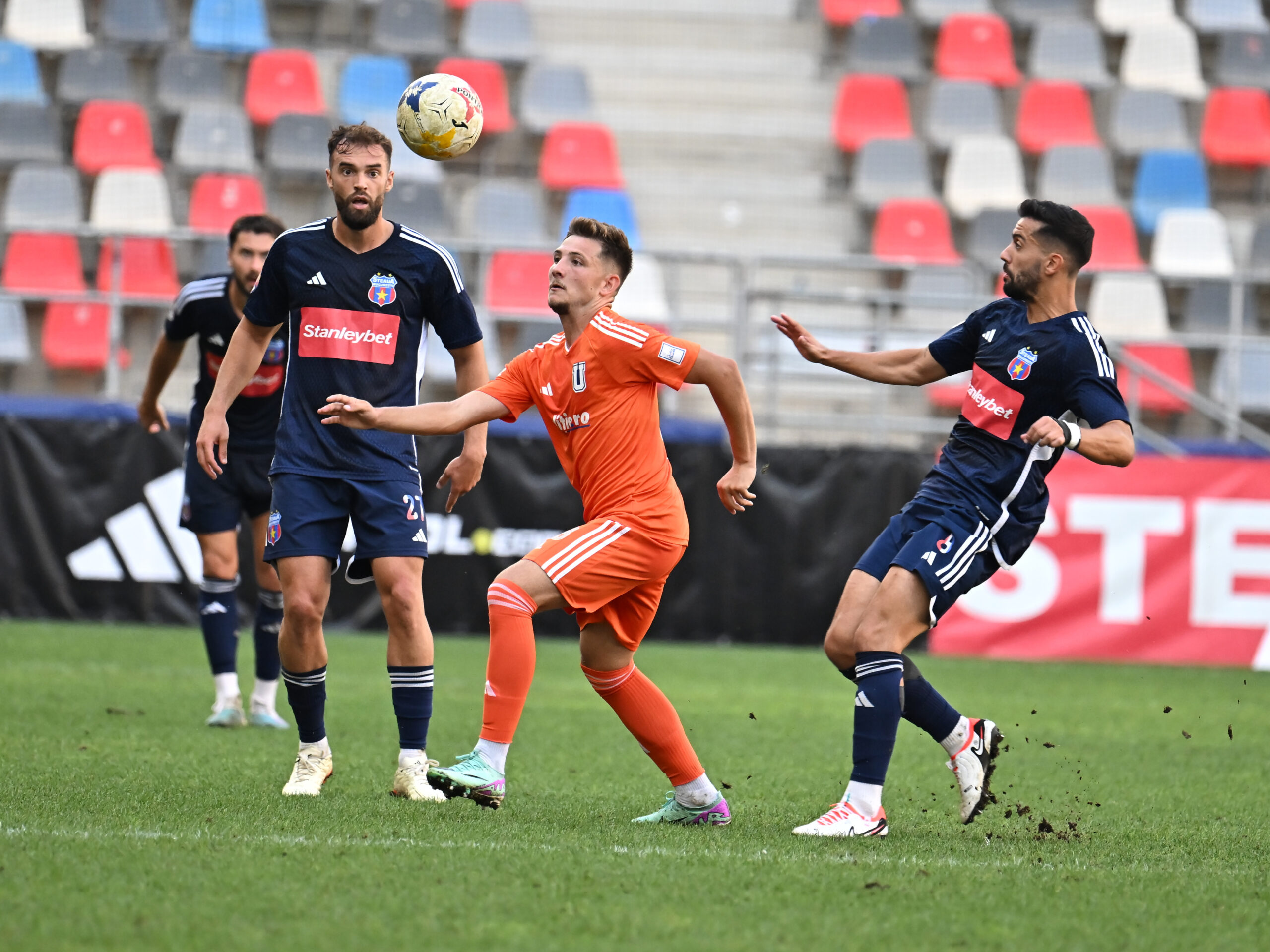 De ce a ajuns Steaua București să joace în alb sau în negru ...