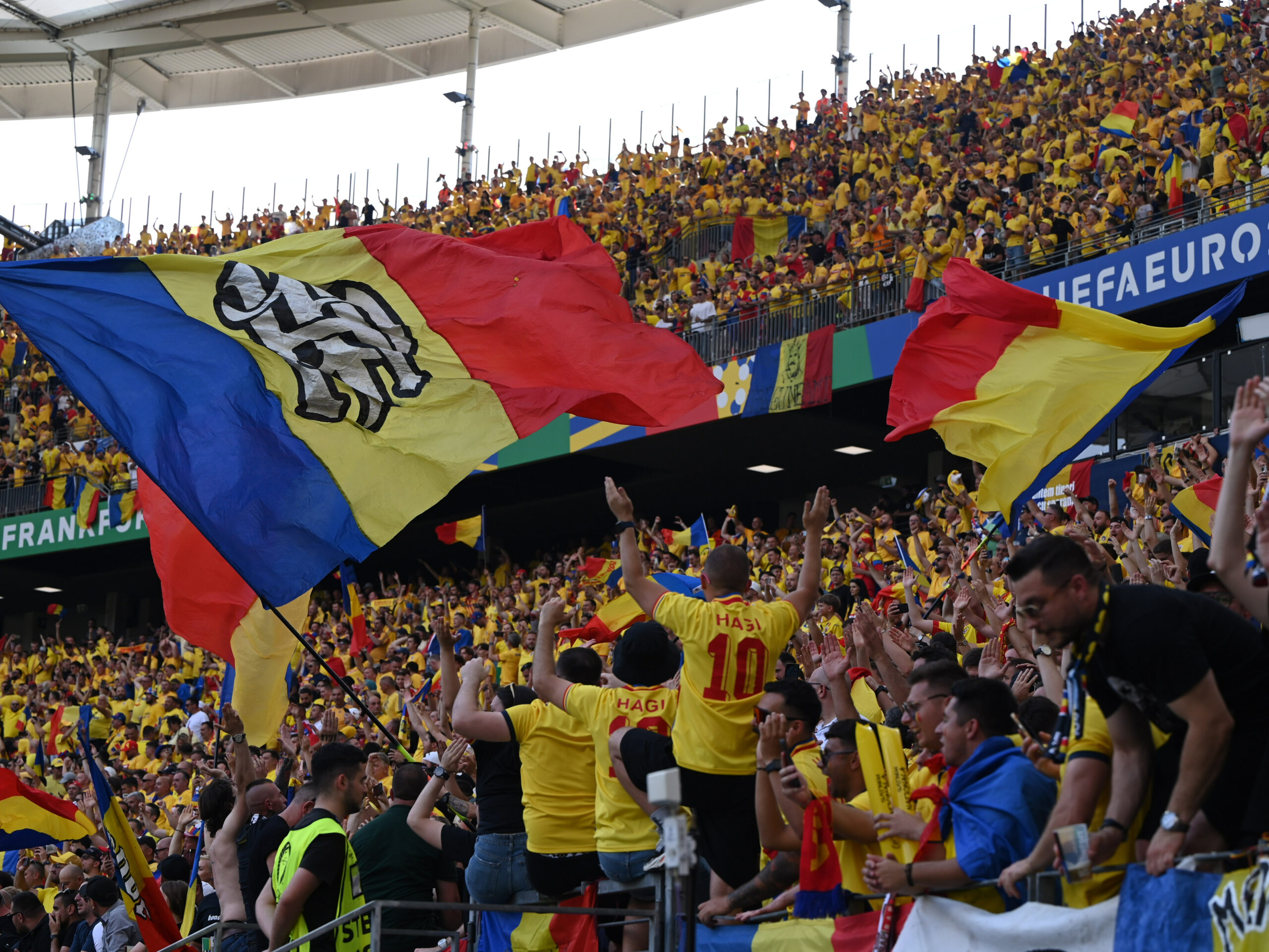 „Cu mănuși albe”. A propus un gest nemaivăzut chiar în timp ce se vor cânta imnurile la meciul ...