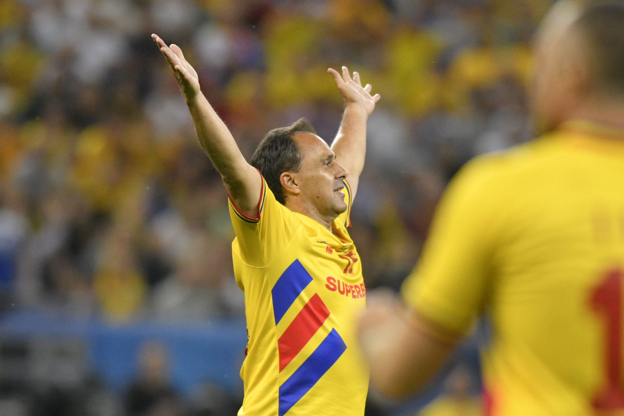 I s-au dat numele lui Louis Munteanu și al lui Daniel Bîrligea, apoi a fost pus să aleagă pe cel ...