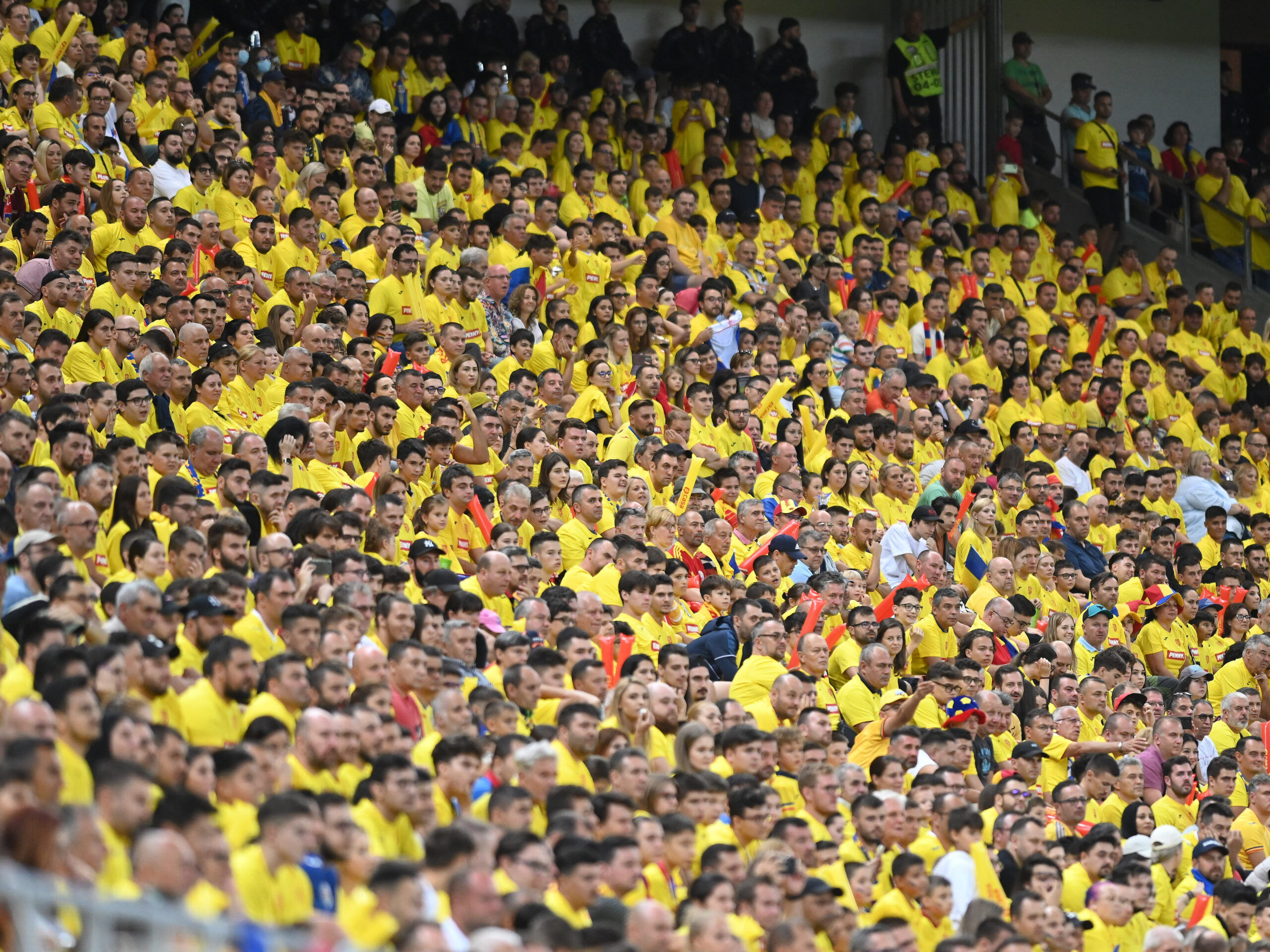 Invazie de VIP-uri la România - Kosovo. Cine şi-a făcut apariția la ...