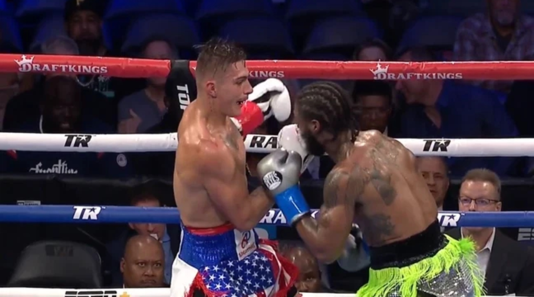 Nu s-a mai întâmplat asta niciodată în istorie! Un boxer a fost tuns ...