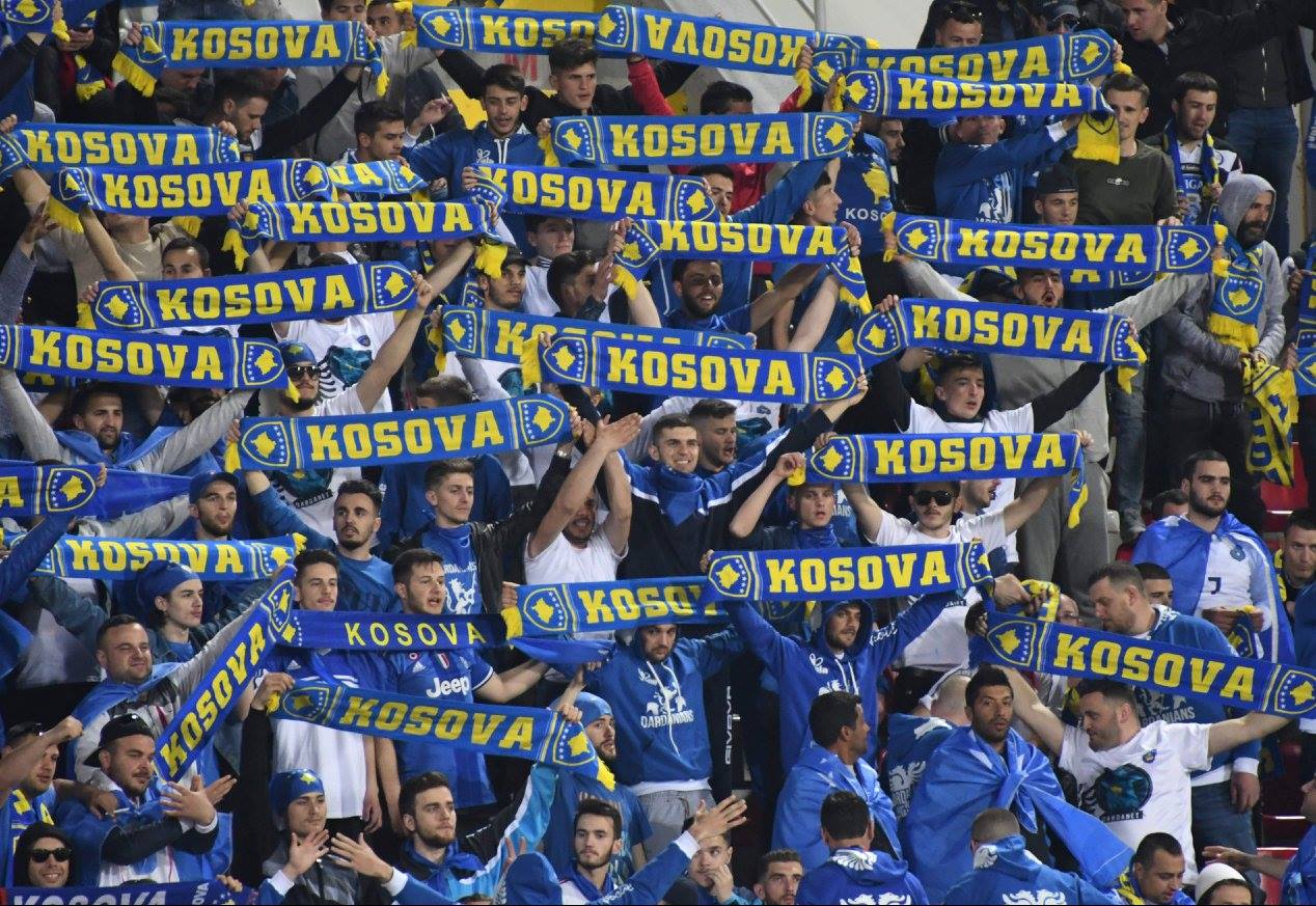 Ultrașii kosovari au afișat bannerul amenințător pentru România și ...