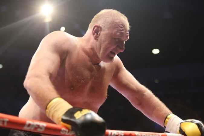 „S-a lovit de o palmă! Fata era isterică şi a vrut să-mi bage degetele ...