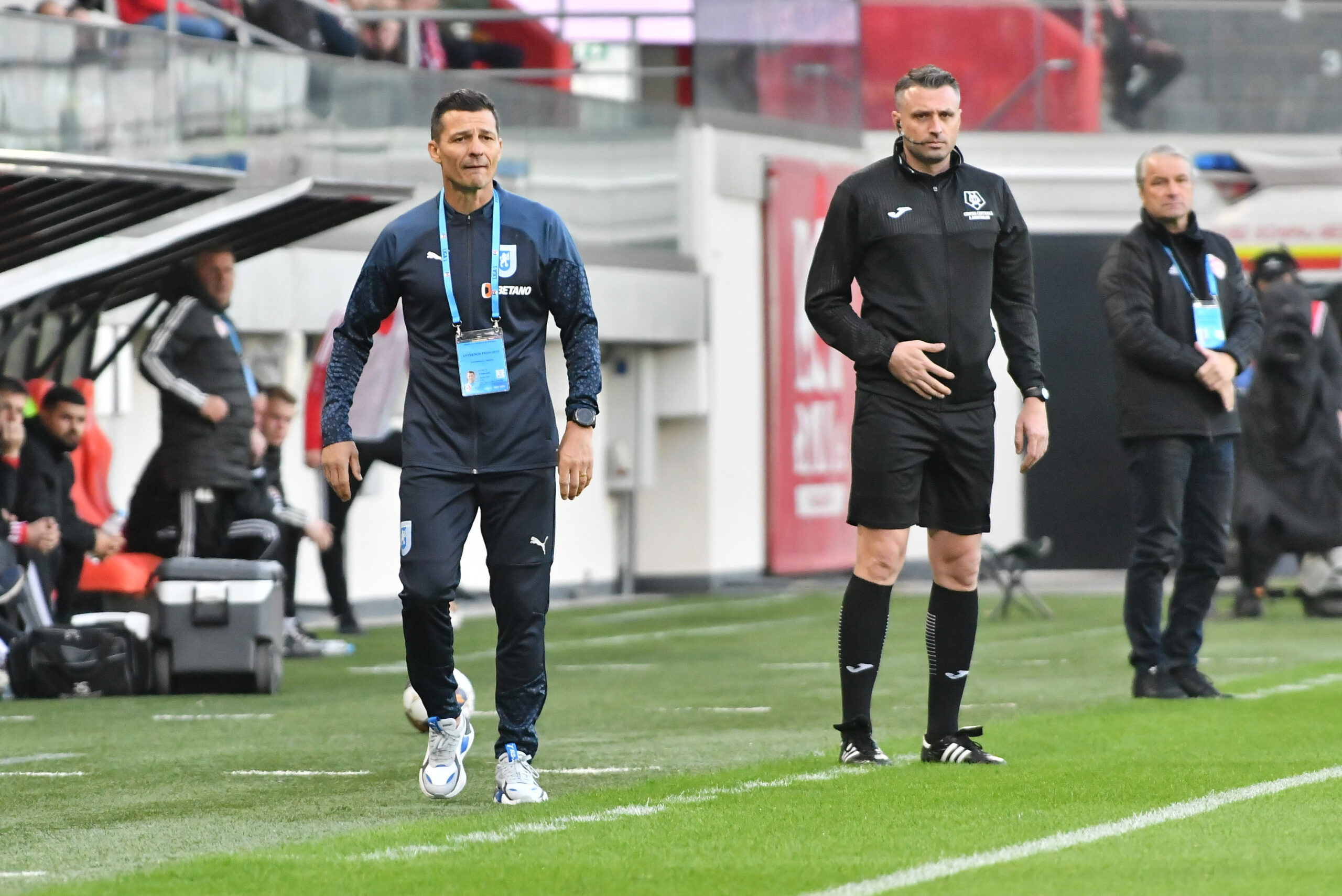 „E ruptură la Universitatea Craiova în vestiar între jucători și Costel ...