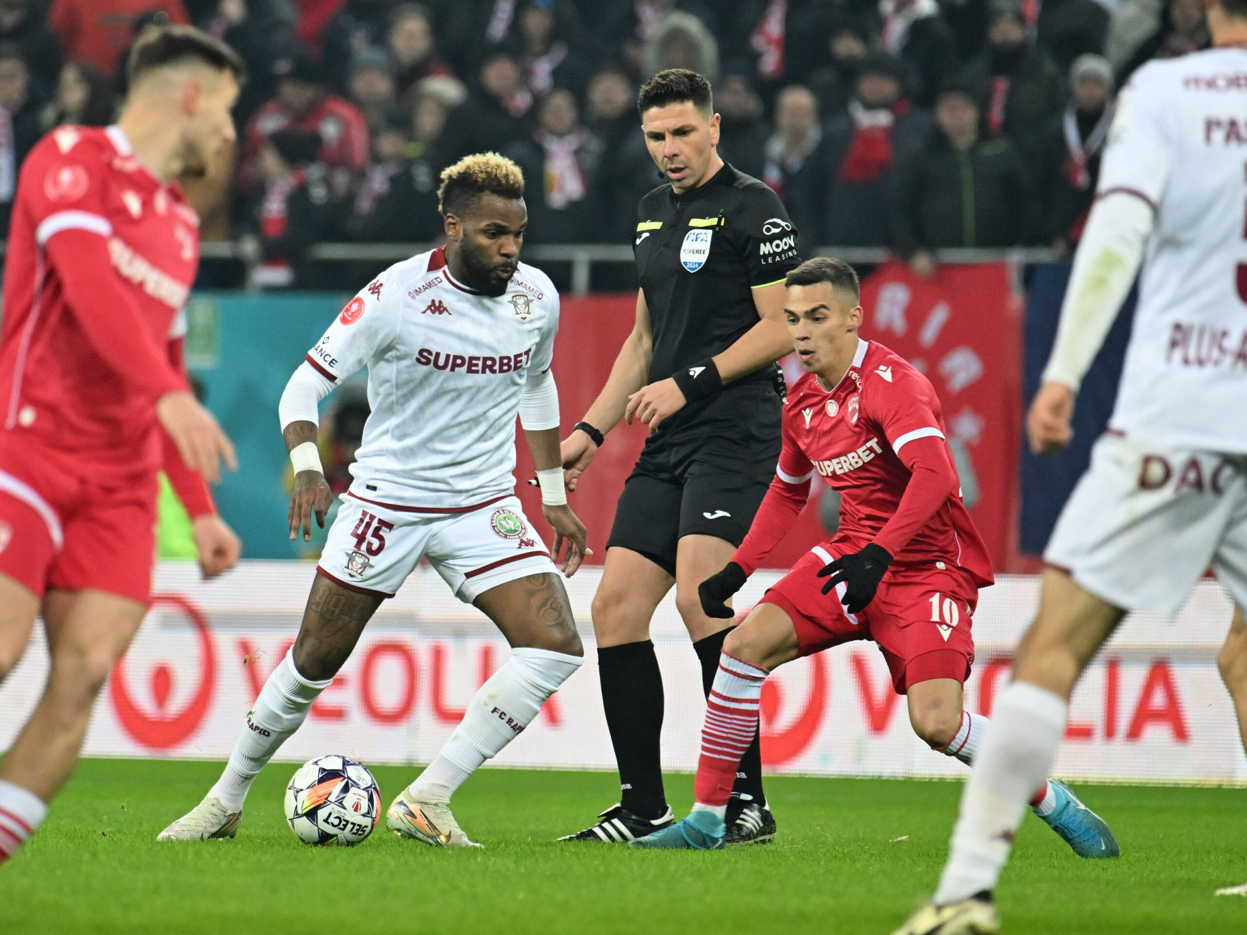 Circ cu arbitrul Marian Barbu și o decizie șocantă, în Dinamo - Rapid ...