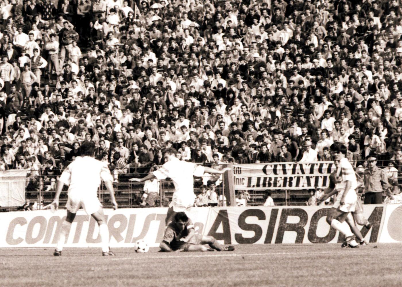 Zece stadioane arhipline din România care astăzi nu mai există sau se zbat la ani lumină de ...