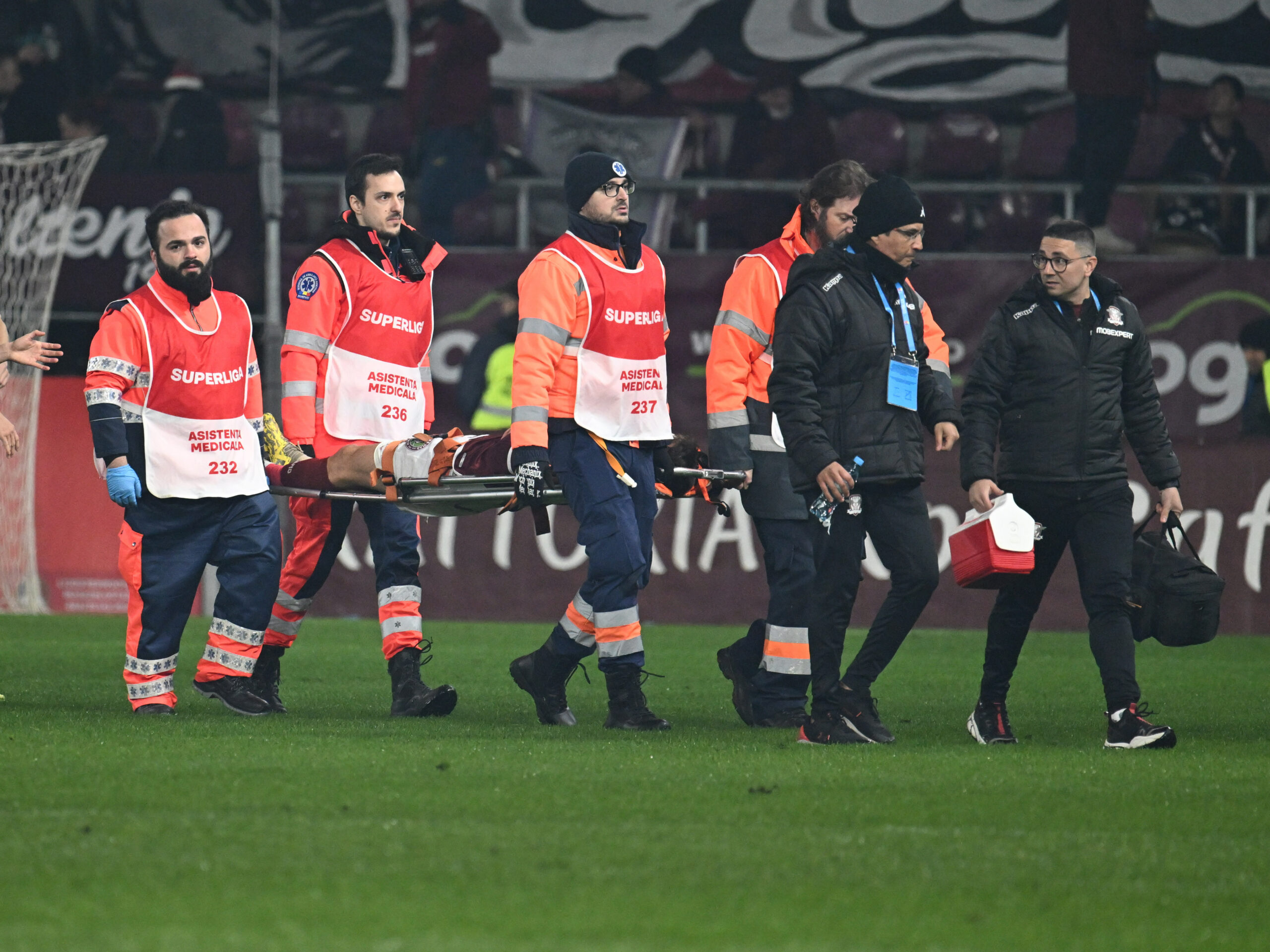 Accidentare dură a lui Hromada. A fost scos pe targă, imobilizat, în ...