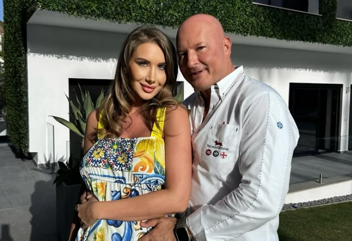 Avion privat „la scară" de la milionarul Arpad Paszkany pentru iubita ...