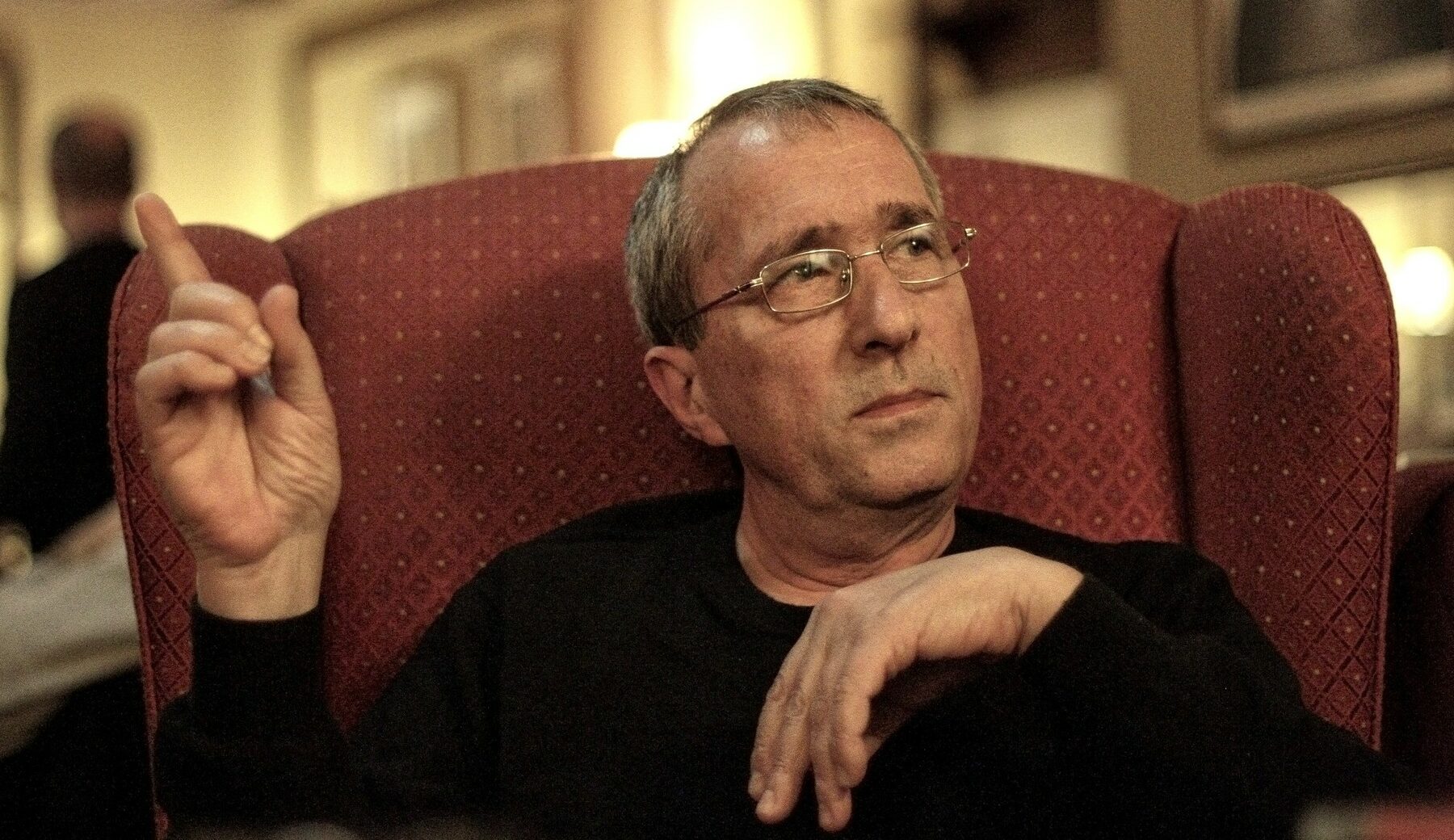 În ce lux trăieşte Valentin Ceauşescu, protectorul şi arhitectul Stelei ...