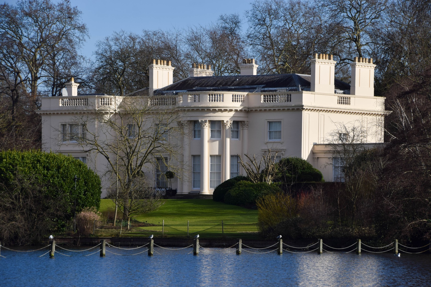 În viața de zi cu zi trăiește în lux și opulență, dar în cea de tată, în multă decadență. Nadia ...