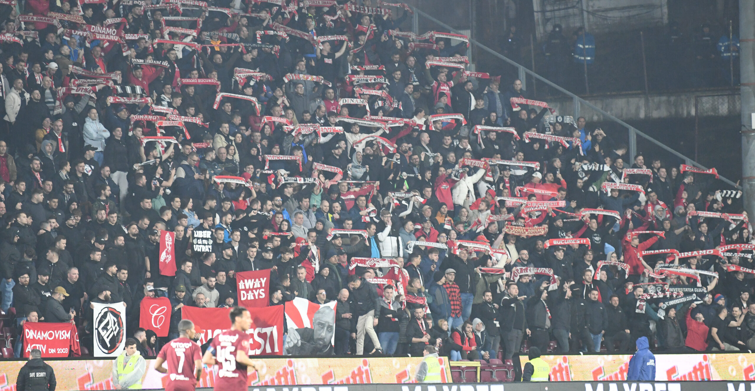Bestiile cu chip de oameni. Ultraşii lui CFR Cluj au atacat o maşină în ...