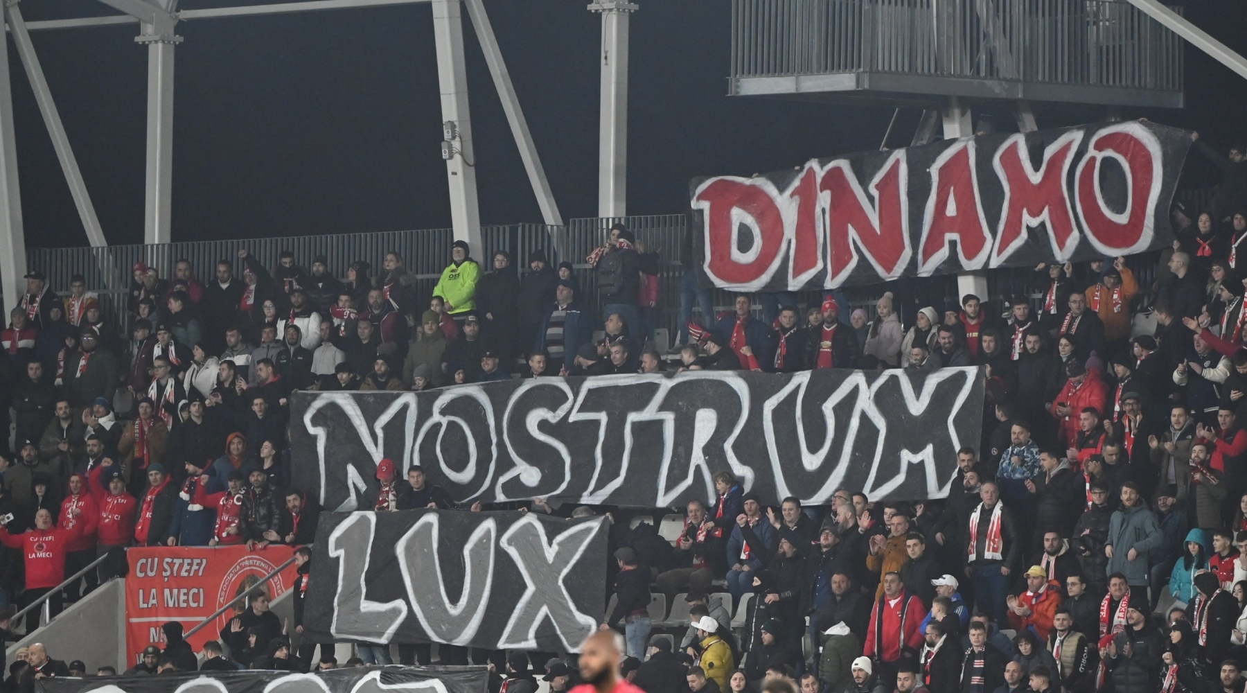 Fanii lui Dinamo, scenografie în 3 acte la meciul cu Hermannstadt ...