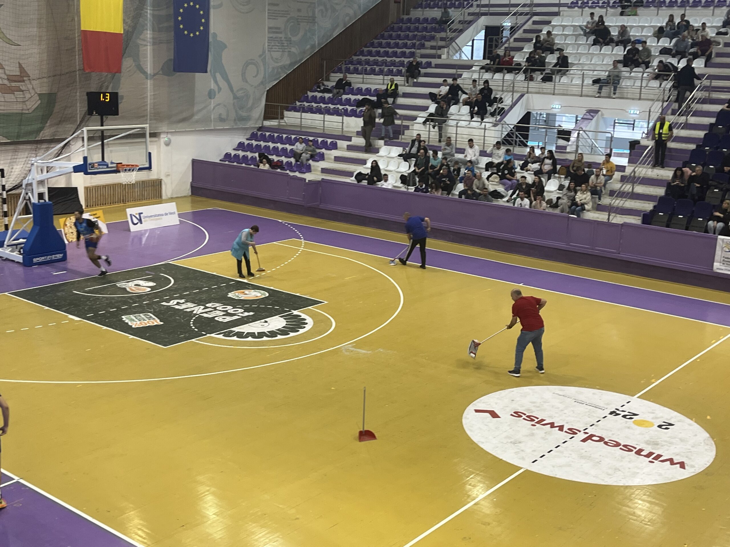 Situație incredibilă la Timișoara: un bec a explodat în timpul meciului ...