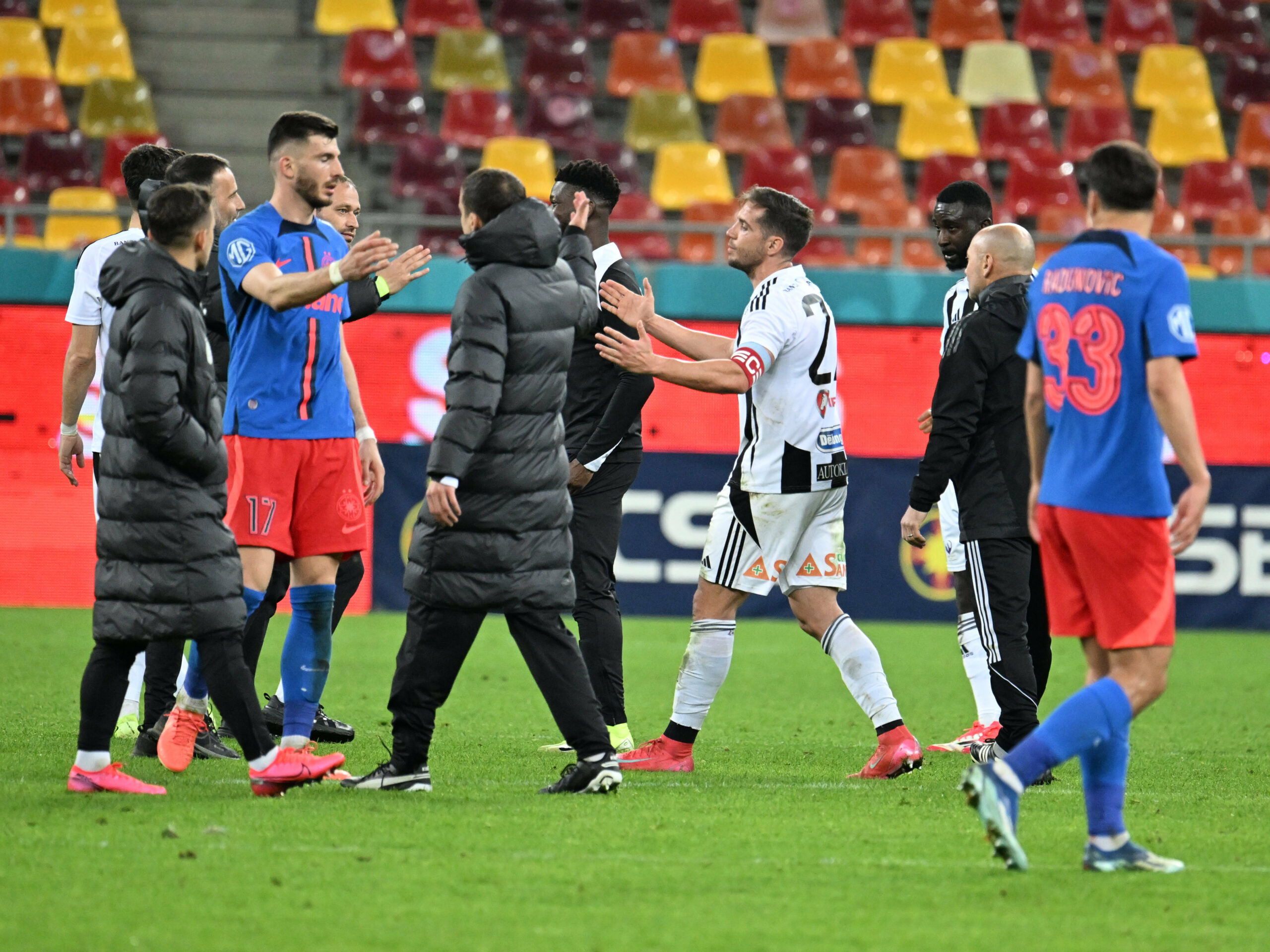 Ce n-ai văzut la TV în FCSB - U Cluj 1-0. Gestul făcut de suporterii roș-albaștri față de Alex ...