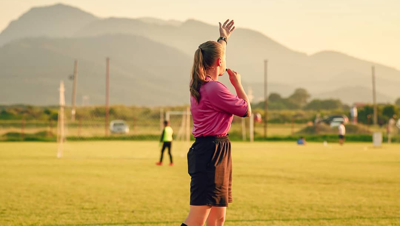 Cine e tânăra, arbitru de fotbal şi inginer de construcții aerospațiale ...