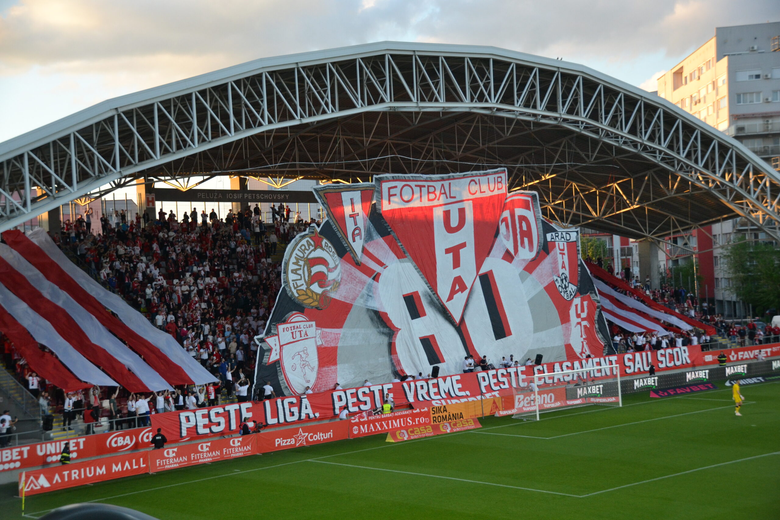 Coregrafie spectaculoasă a suporterilor celor de la UTA în ziua în care ...