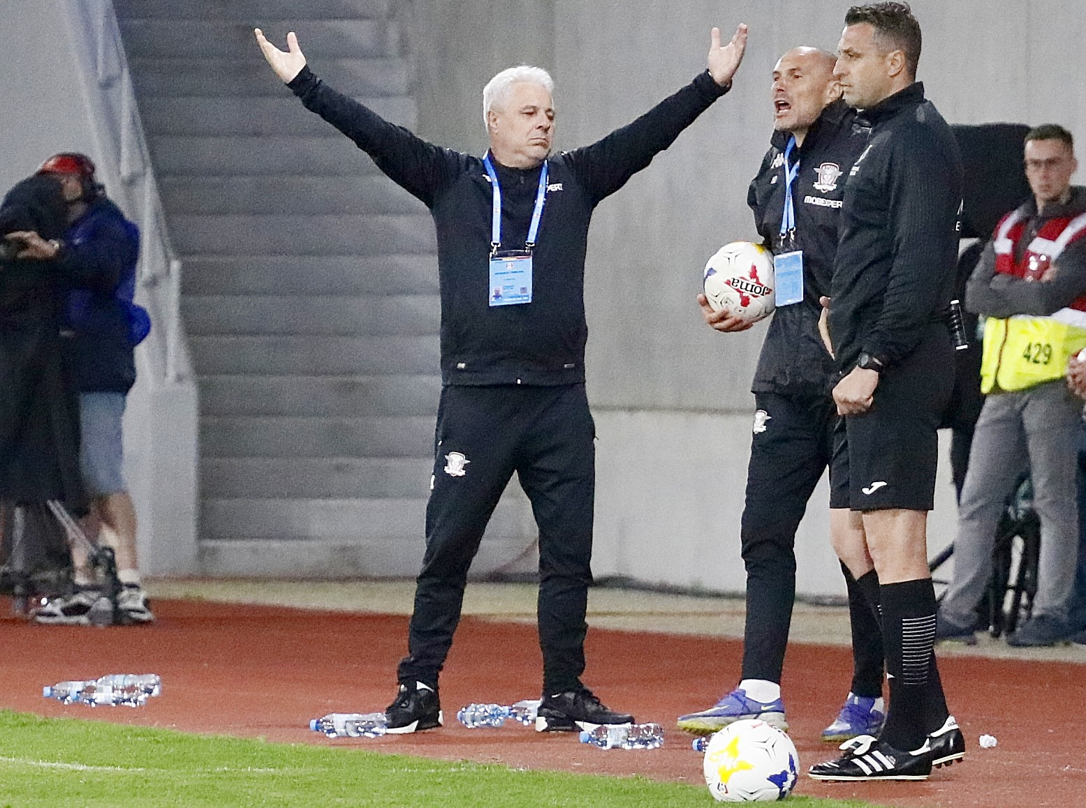 Cum a numit Marius Şumudică informația că i-ar fi cerut lui Dan Şucu să ...