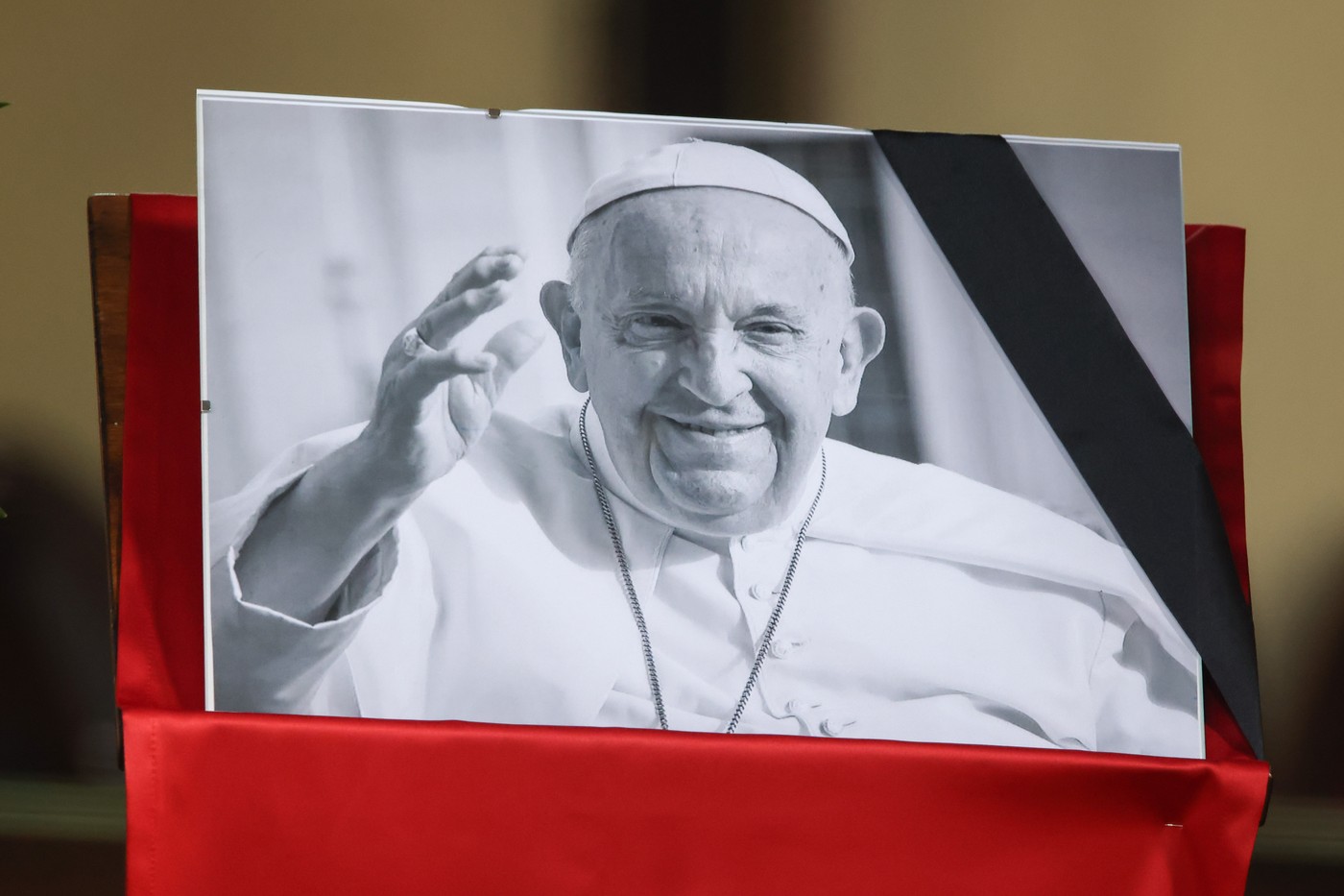 Cum i-a schimbat moartea Papei Francisc pregătirea lui Cristi Chivu ...