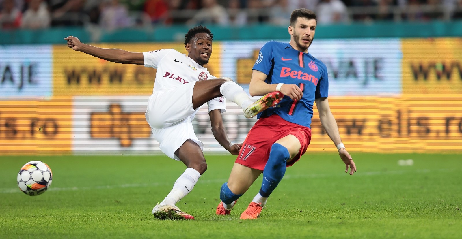 Fază rar întâlnită pe terenul de fotbal, la FCSB - CFR Cluj! A repetat ...