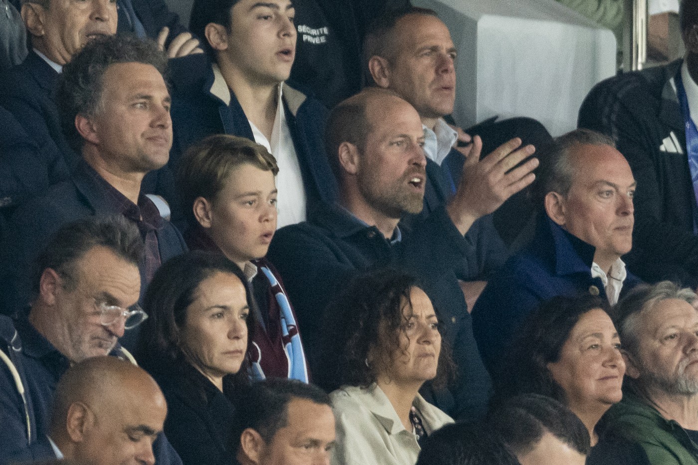 Prinții William şi George au uitat de manierele regale şi s-au purtat ...