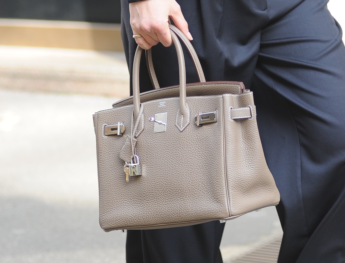 Soția fotbalistului, jefuită în fața restaurantului. I-au fost furate o ...