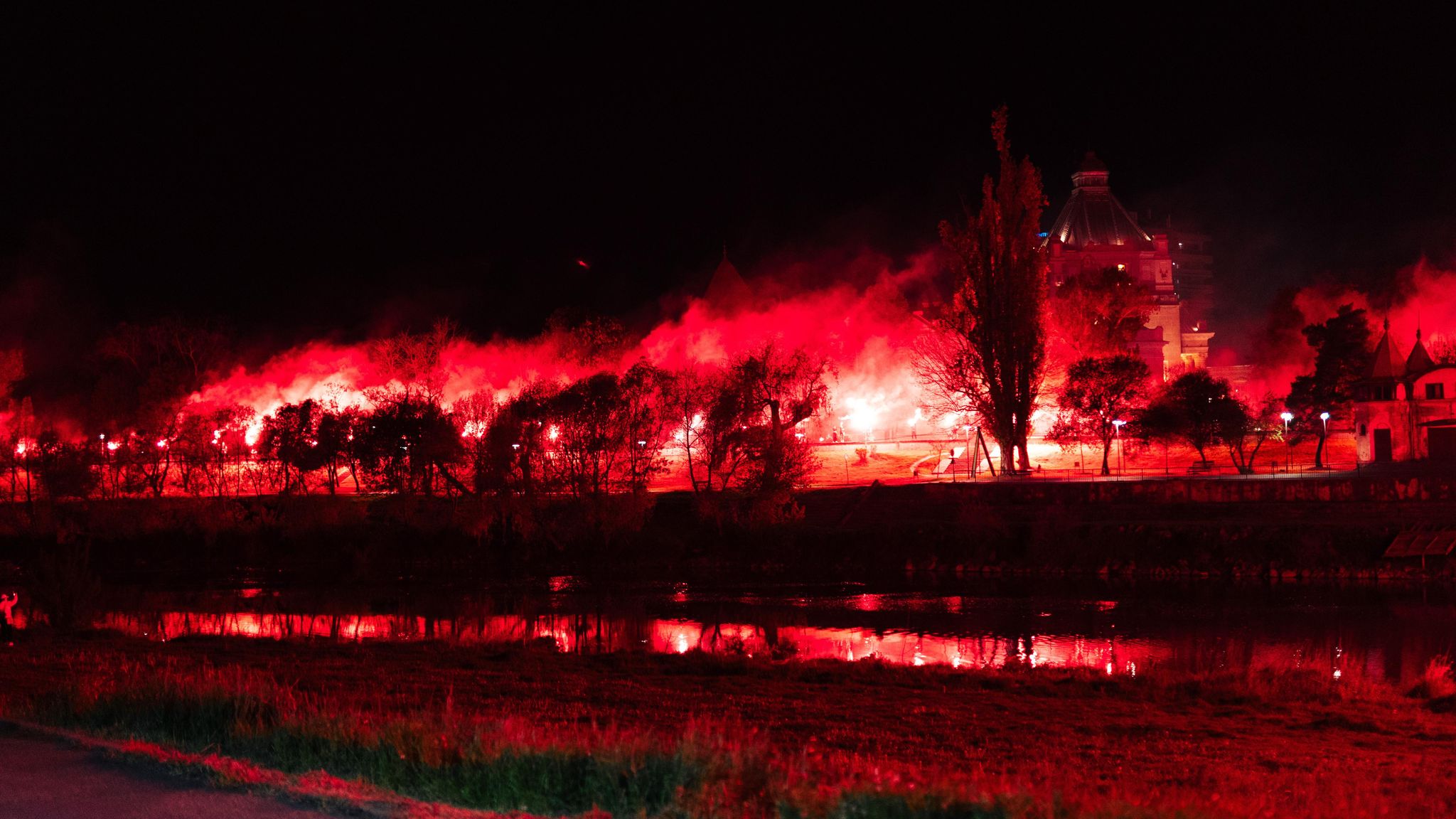 Imagini incendiare la Arad. Cum au sărbătorit ultrașii aniversarea ...