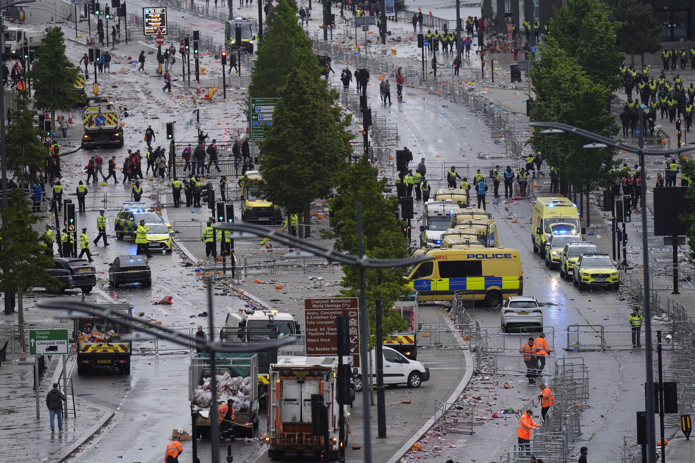 Anglia este în stare de șoc! Un bărbat a intrat cu mașina în mulțimea ...