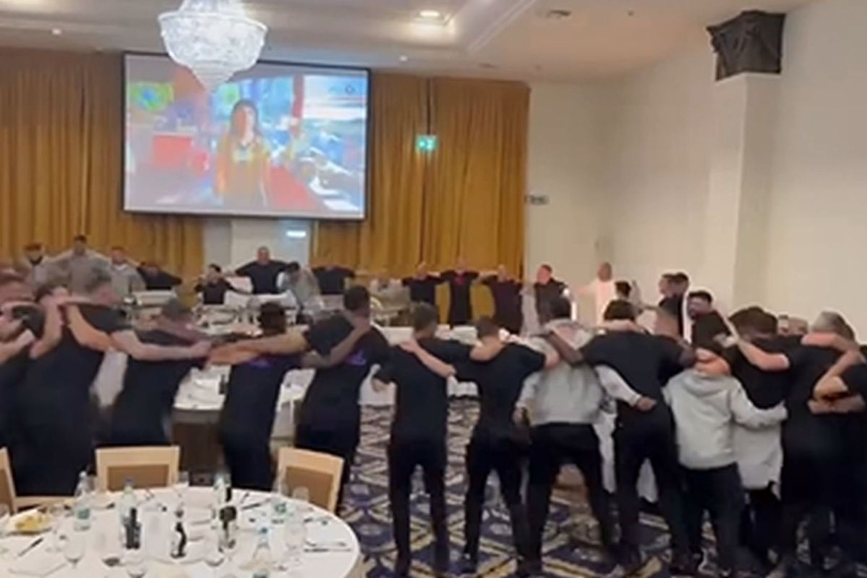 S-a declanşat nebunia în hotelul unde e cazată FCSB la Cluj! Imagini ...