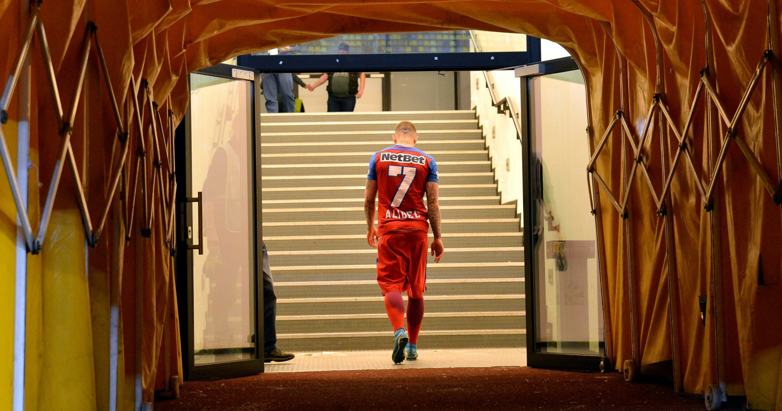 Denis Alibec e la mâna lui Gigi Becali. I-a trecut asta în contract