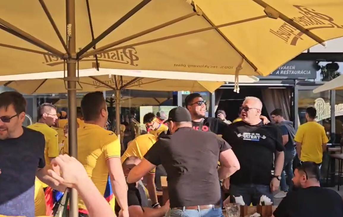 Fanii tricolorilor au împânzit terasele din jurul stadionului din ...