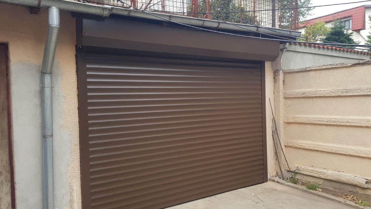 (P) Ușă garaj rulou: Ce trebuie să știi înainte de a comanda un sistem ...