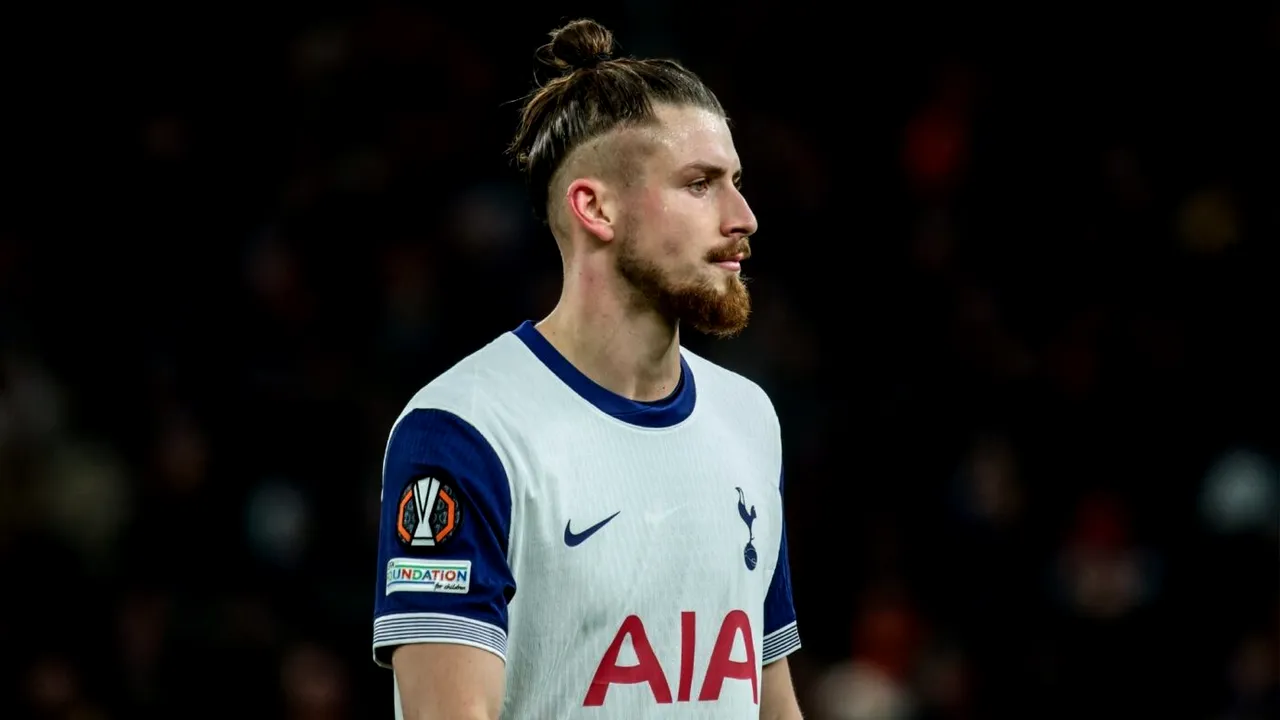 „Trebuie să fie fără milă”. Englezii anunță că Tottenham îl va vinde pe ...