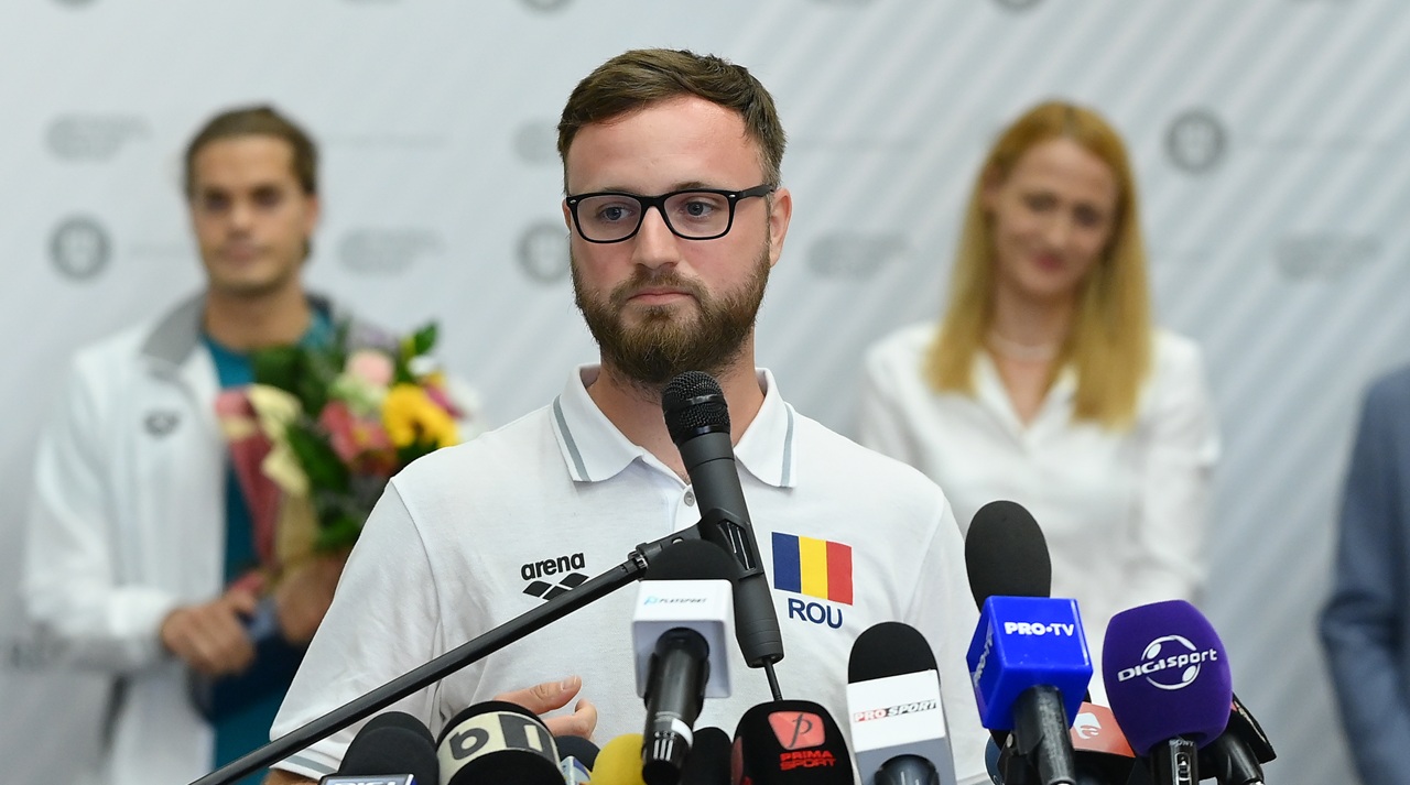 Antrenorul lui David Popovici a dat de necaz chiar la sosirea la ...