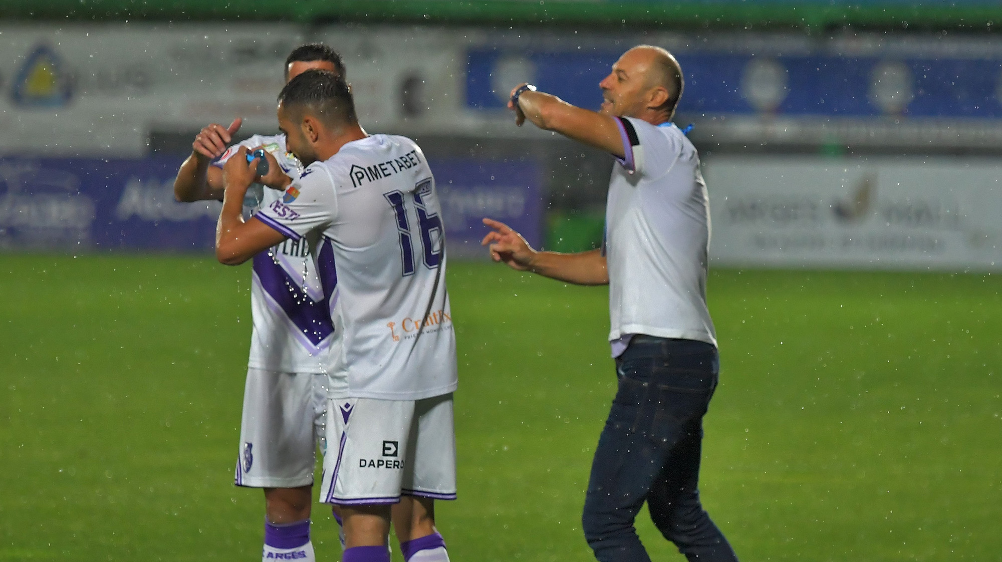 Ce le-a spus Bogdan Andone la pauză fotbaliştilor săi. Apoi, FC Argeş a ...