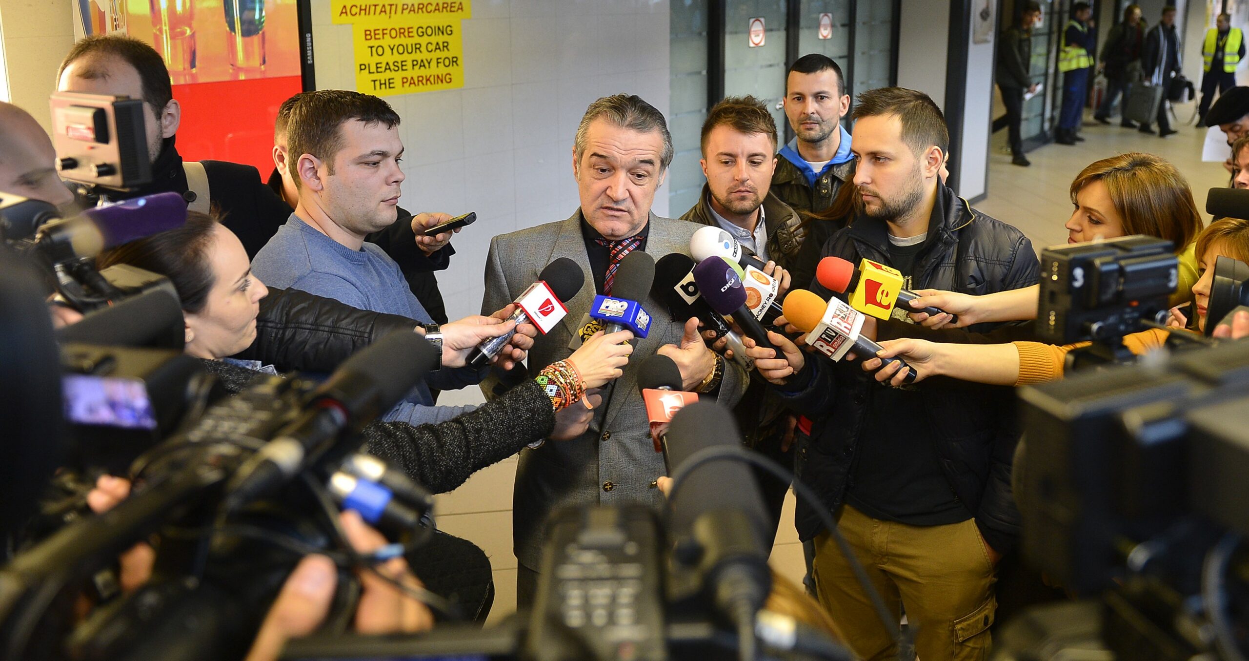 Gigi Becali a explodat pe aeroport la un necunoscut: „Băi, băiete, băi ...