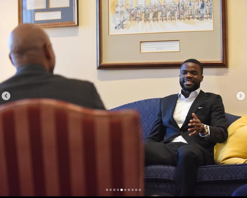 L-a pus în cel mai bun loc din lojă, apoi l-a făcut să-i pice fața când ...