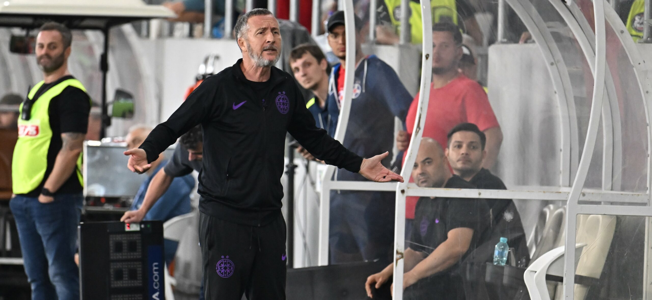 Meme Stoica l-a văzut pe Mirel Rădoi cum s-a rănit după ce a dat cu pumnul în banca de rezerve ...