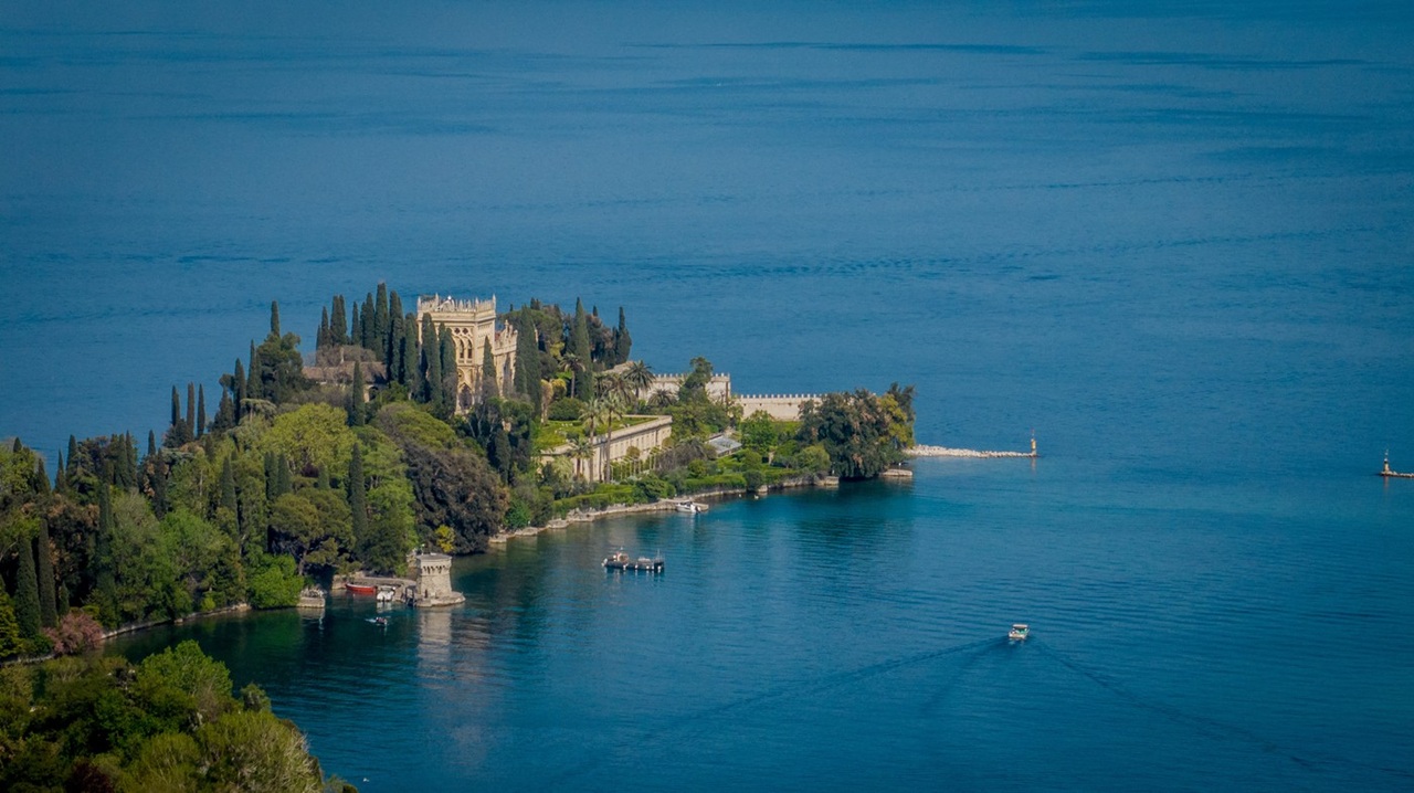 Cel mai bogat patron din fotbalul românesc a închiriat o insulă cu 100. ...